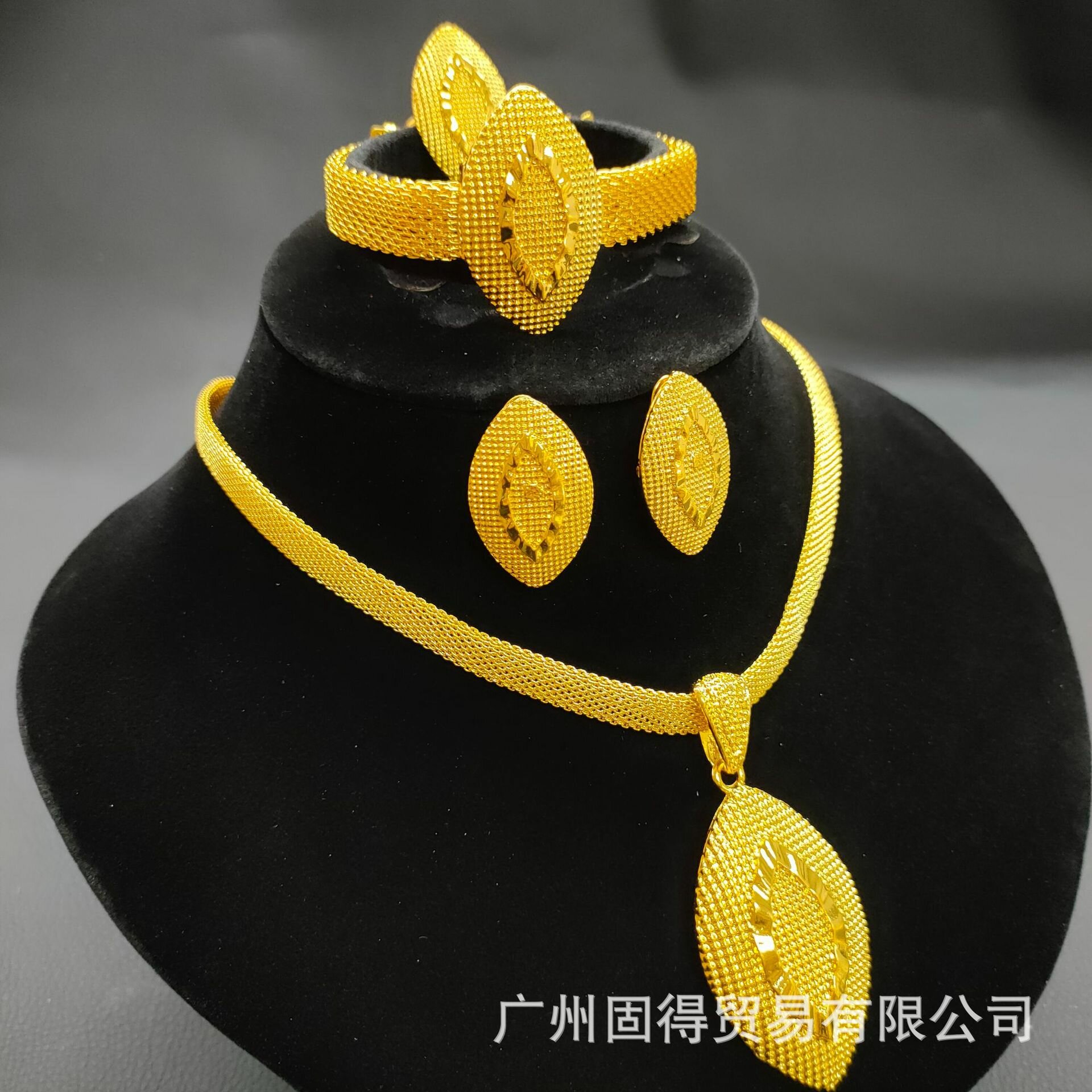 Комплект бижутерии: подвеска, браслет, кольцо, серьги