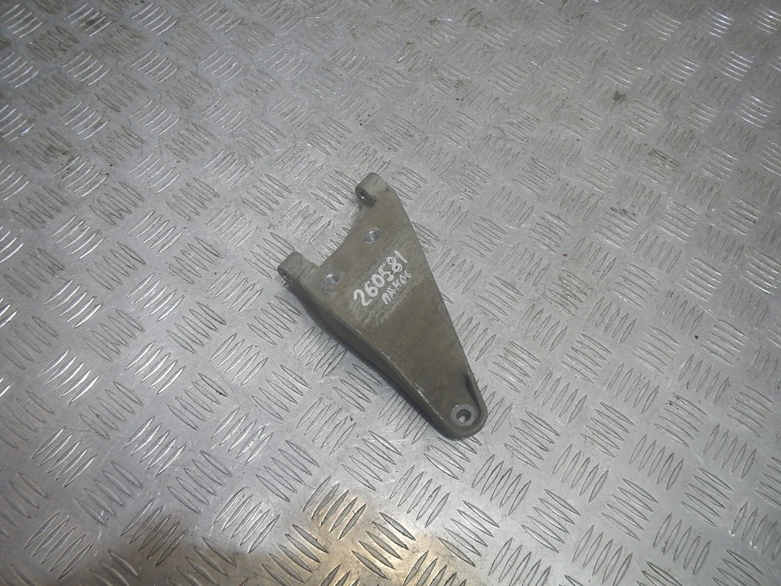 Б/У Кронштейн генератора, Chevrolet (Шевроле)-LANOS (04-) CHEVROLET LANOS (04-09) Без видимых повреждений. 260581 GENERA...