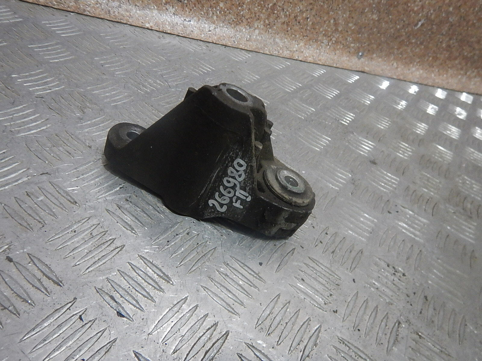 Б/У Кронштейн КПП, Ford (Форд)-FOCUS 2 (05-08) FORD FOCUS 2 (05-08) Без повреждений. 266980 FORD арт. 4M516P093F