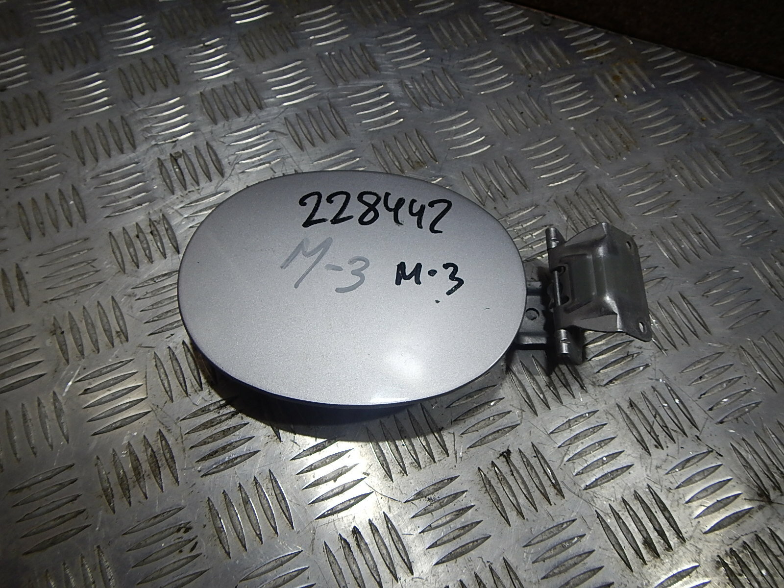 Б/У Лючок бензобака, Mazda (Мазда)-3 (BK) (02-09) MAZDA 3 (BK) (02-09) Без видимых повреждений. 228442 MAZDA арт. BP4K42...