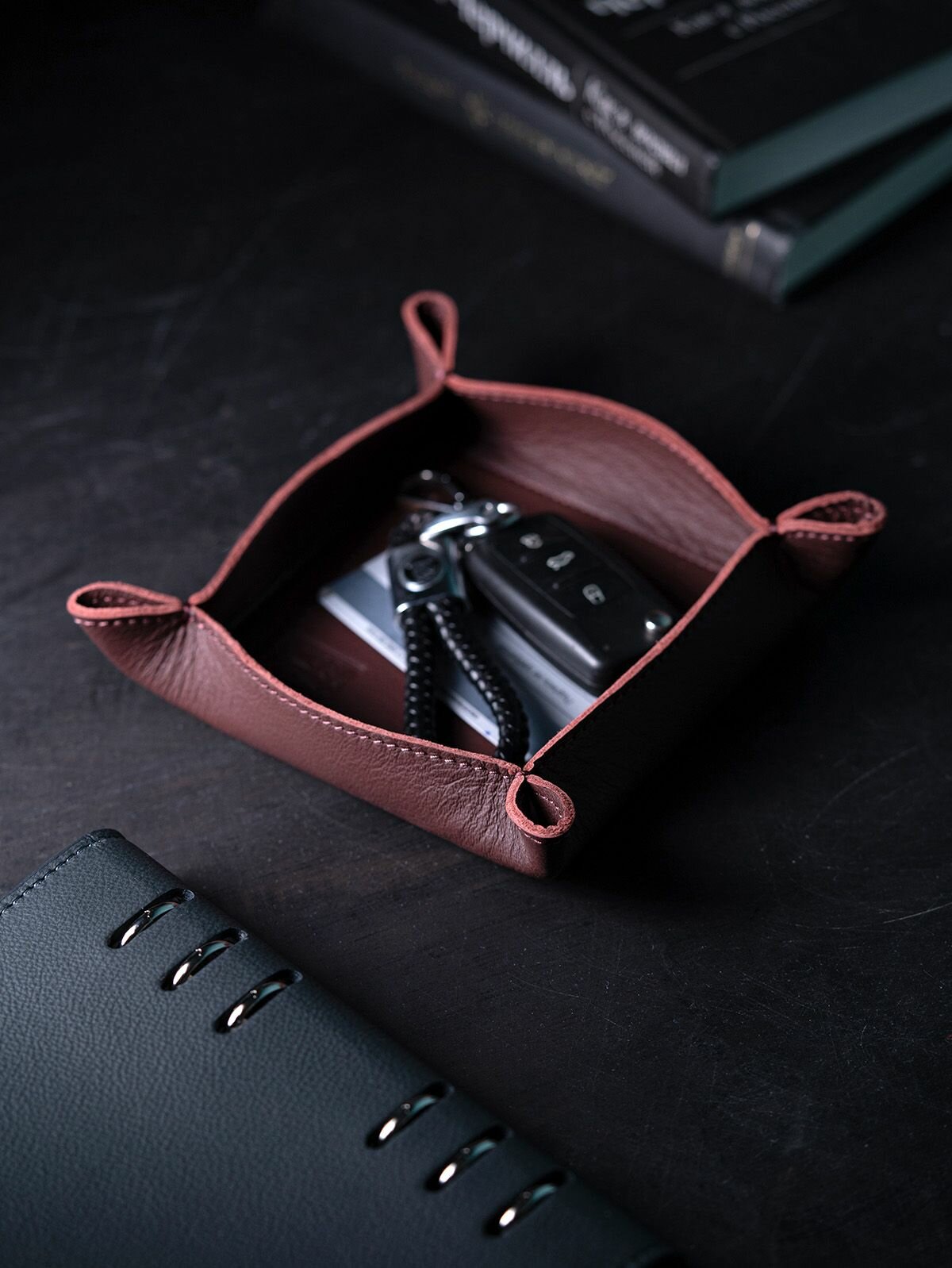 Лоток для бумаг из натуральной кожи Lotty Bourbon Audmorr J. Красновато-коричневый, 12х12 см