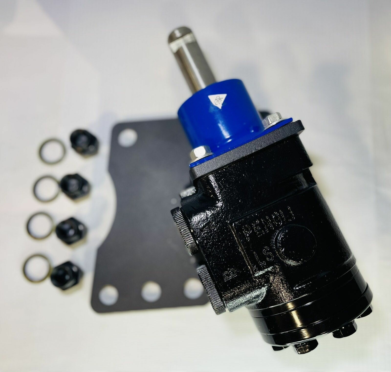 Кронштейн Насоса Дозатора ЮМЗ (8мм) в сборе с дозатором и стаканом под шпонку для малой кабины нового образца