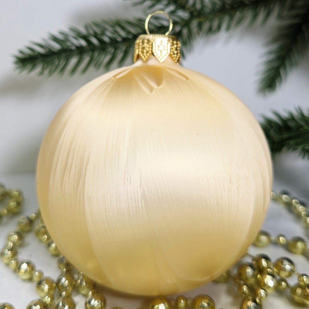 Irena-Co стеклянный елочный шар Морозко песочный (8х8х8см)