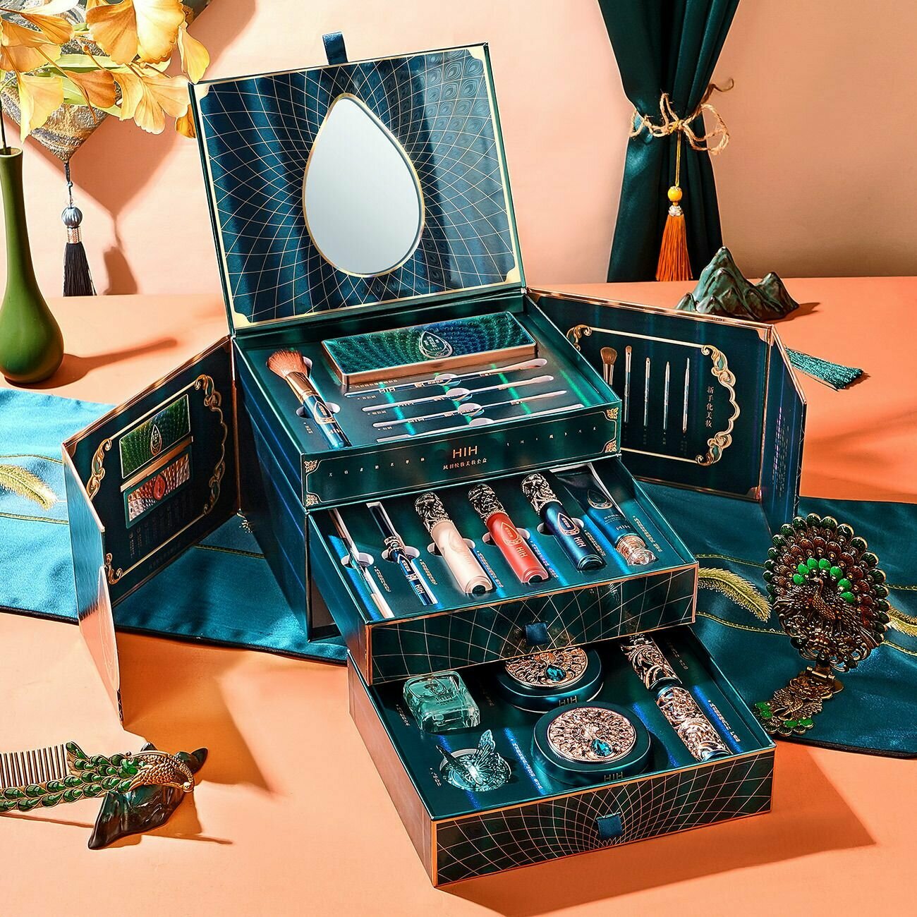 HIH / Подарочный набор косметики 18 предметов -Lj