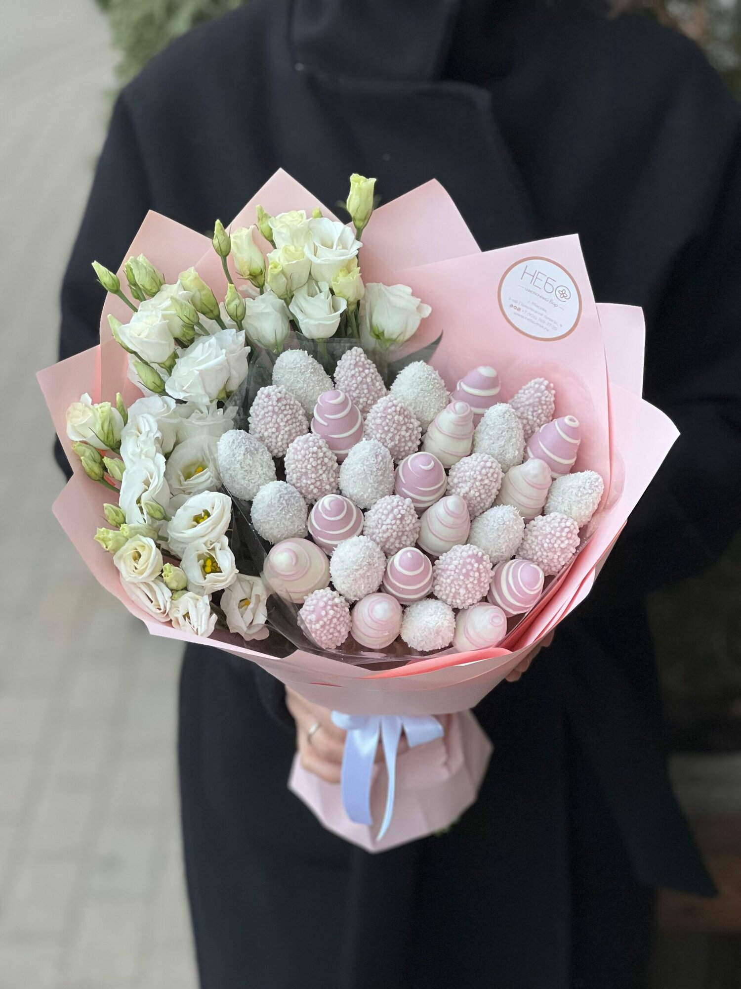 Букет с клубникой в белом и розовом шоколаде, кокос, белый воздушный рис, эустома, 400 г, Princess 3