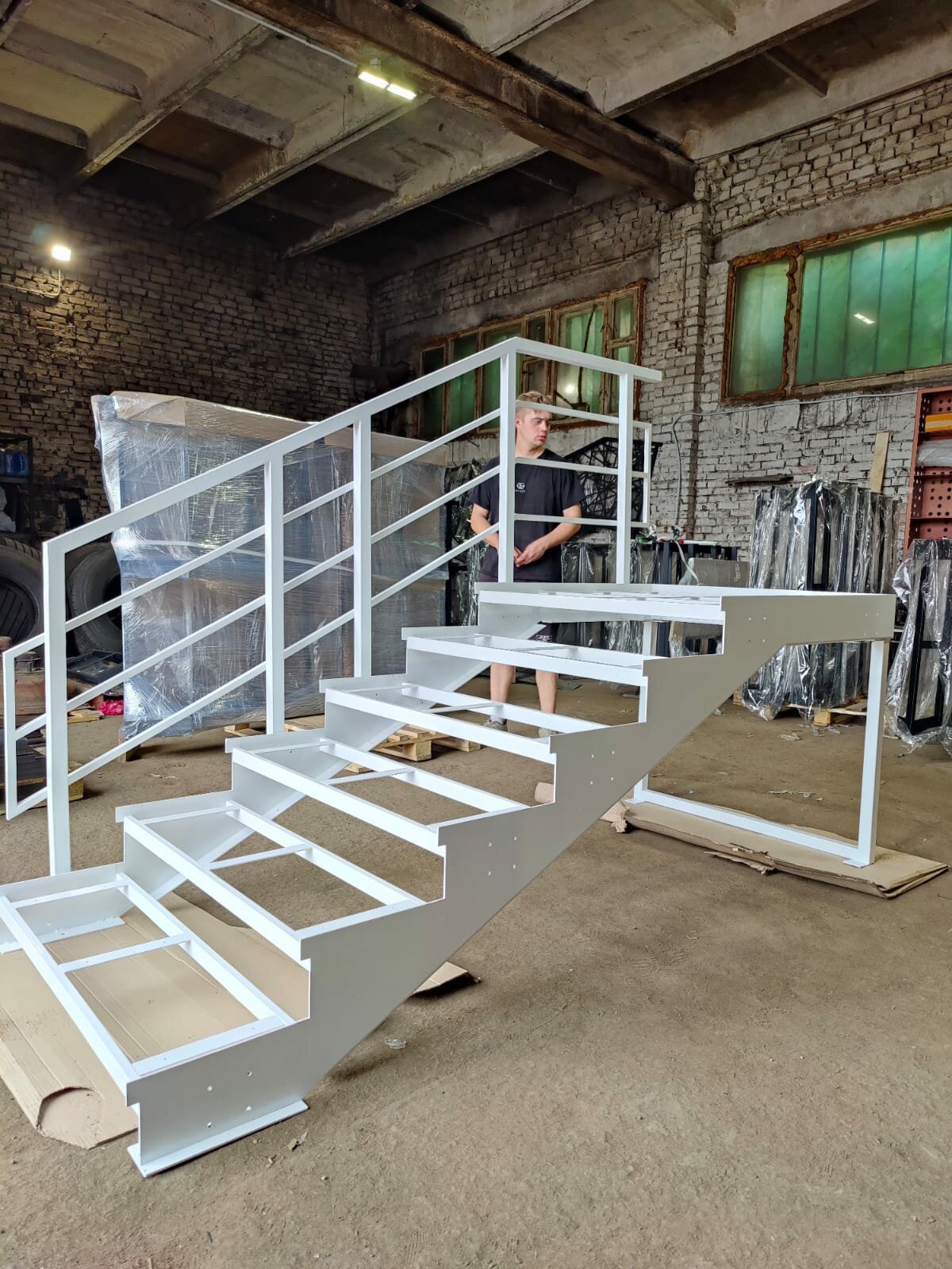 Лестница-крыльцо 6 ступеней с площадкой, без ДПК, ограждения с одной стороны. Ширина 1м. Высота 1 м.