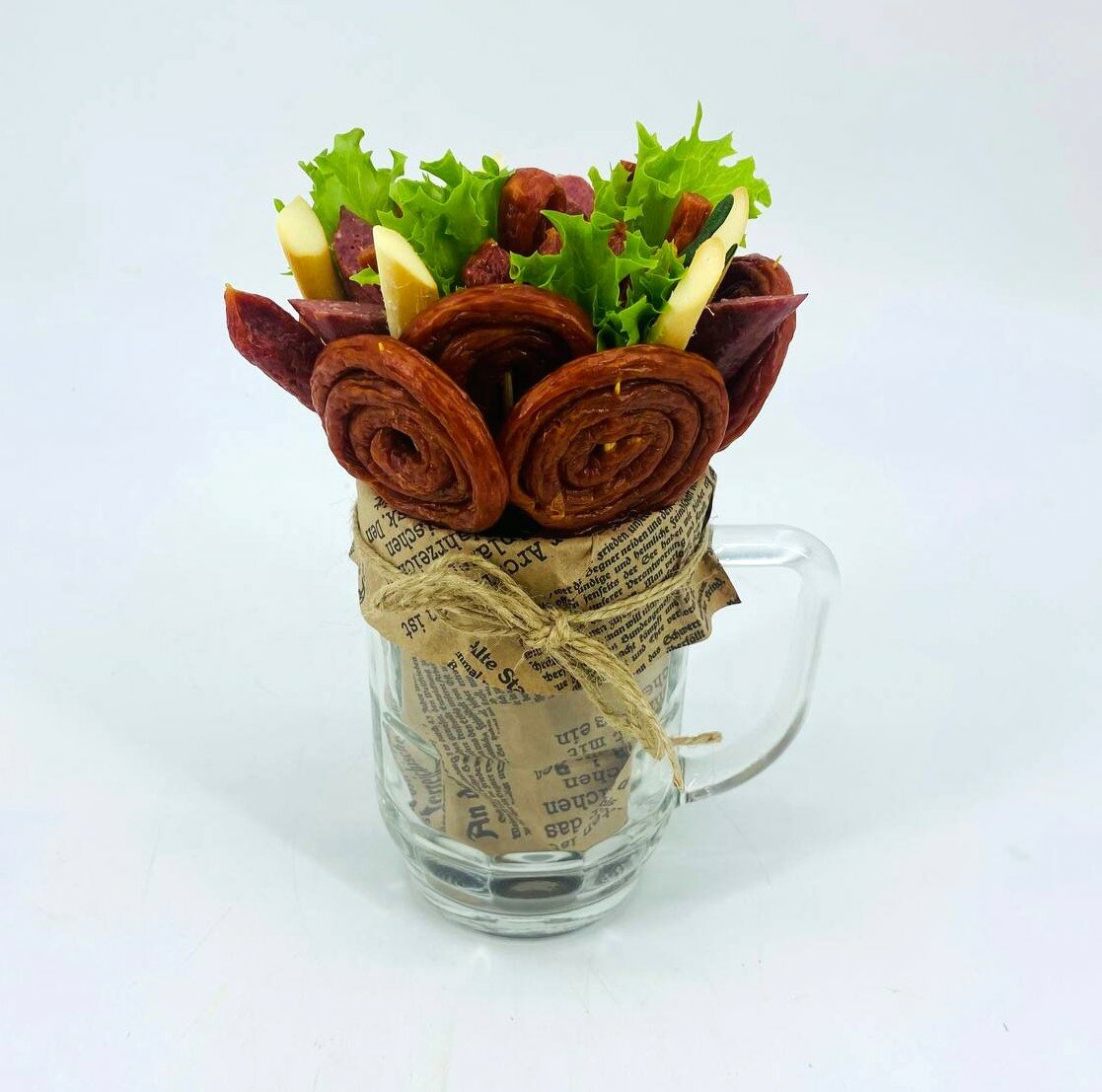 Снеки в пивной кружке , Подарок, кружка с колбасками и сыром