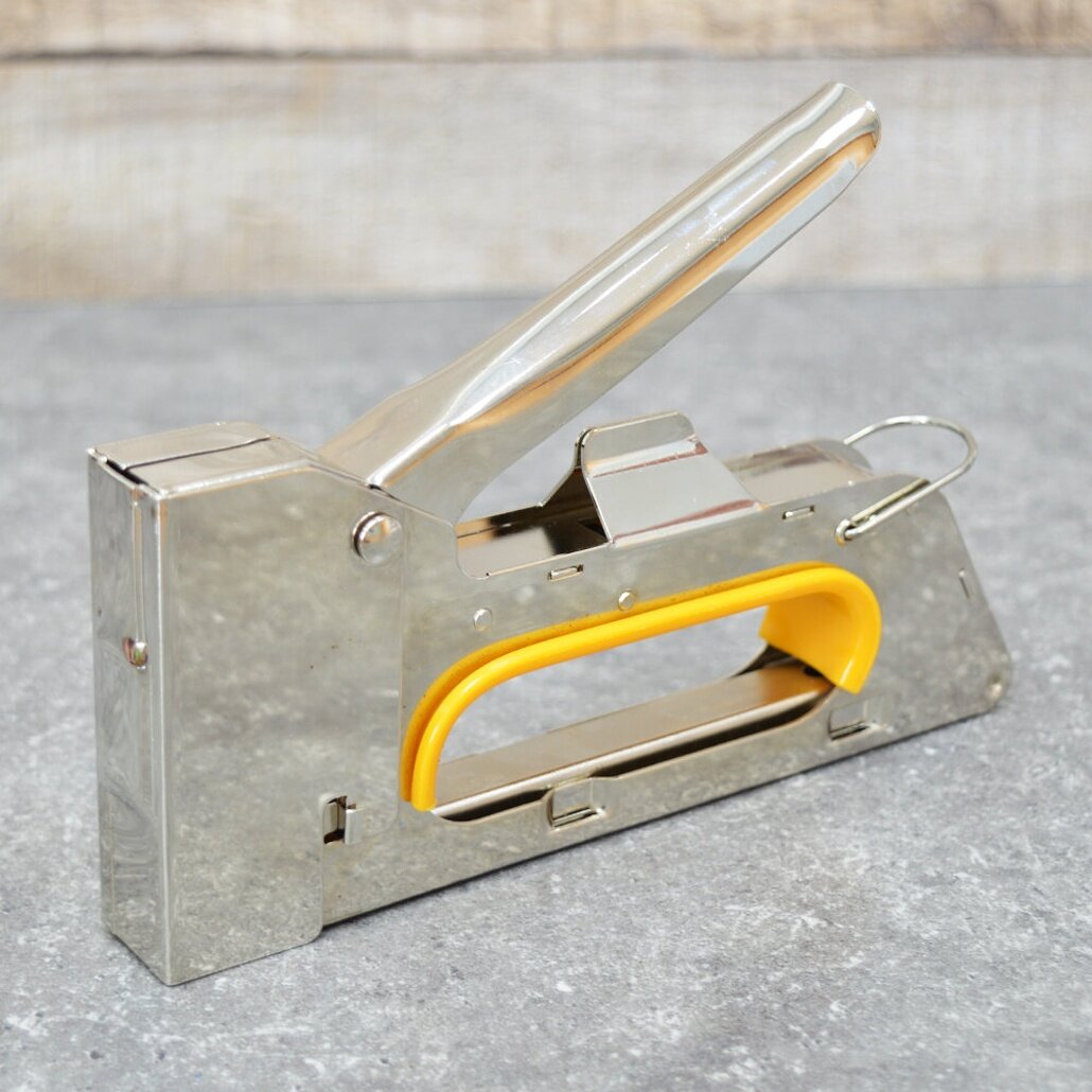 Степлер строительный из металла с жёлтой ручкой, прочный и удобный