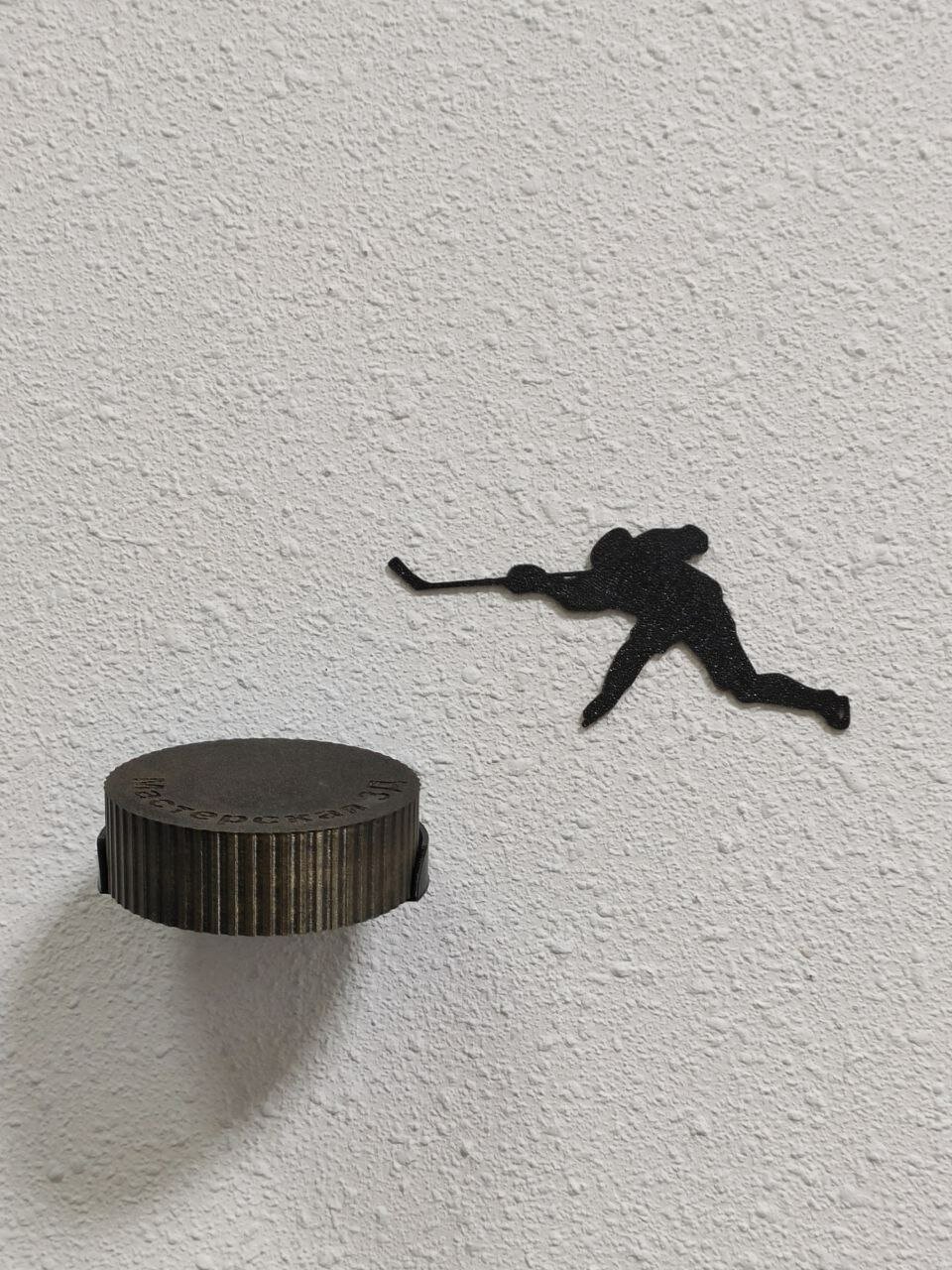 Статуэтка - Хоккеист нападающий с подставкой под шайбу