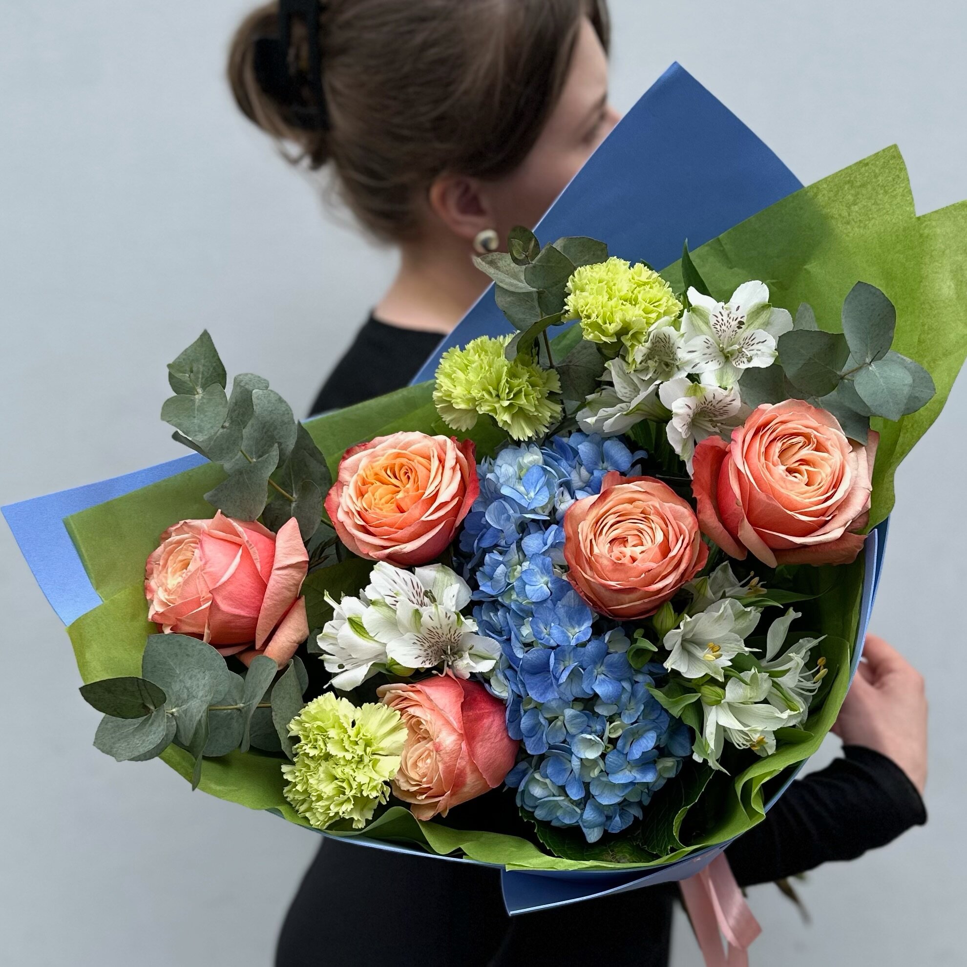 Букет цветов «Миранда» (гортензия, пионовидная роза Кахала, альстромерия, диантусы и эвкалипт)