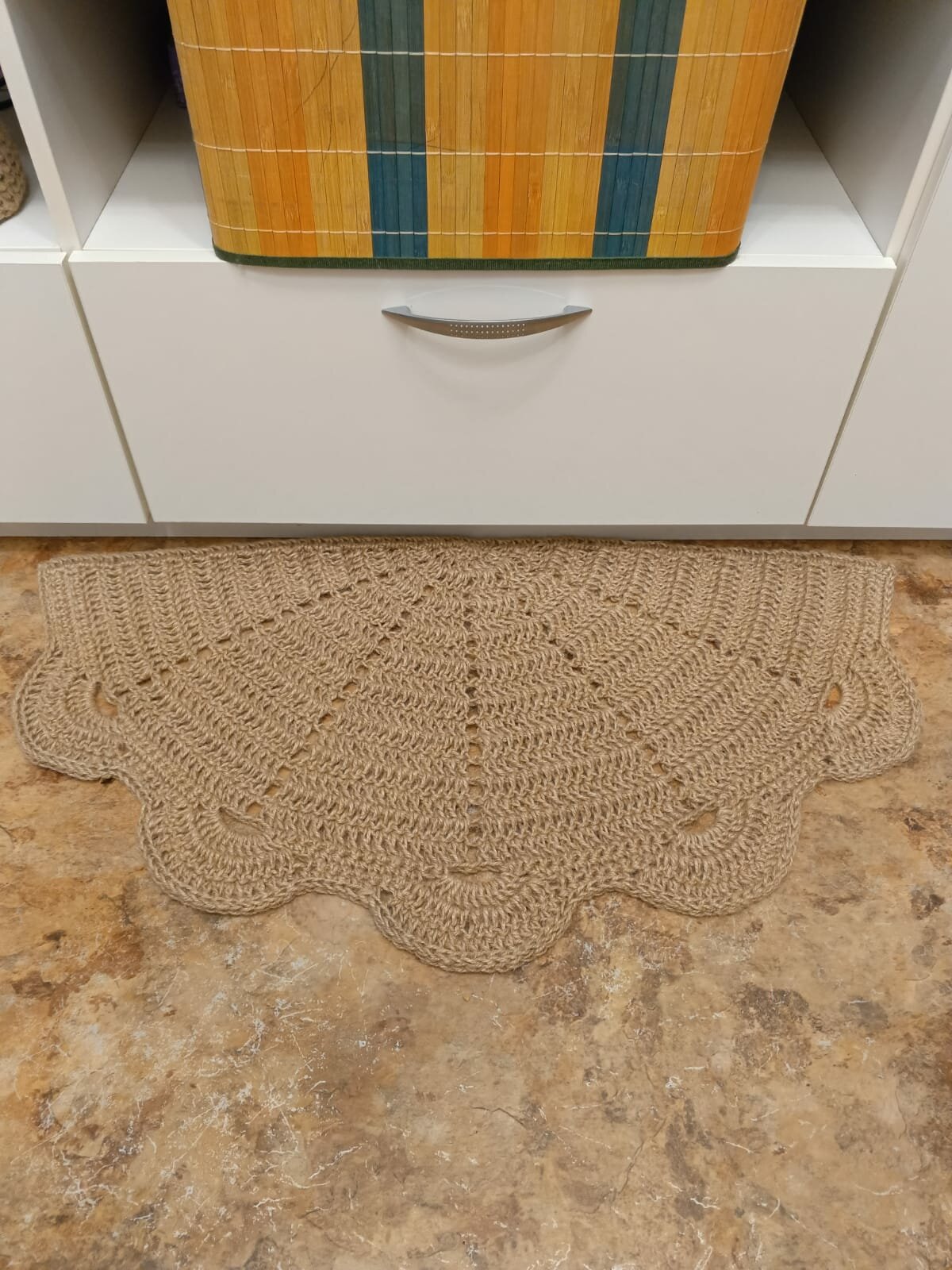Вязаный коврик из джута