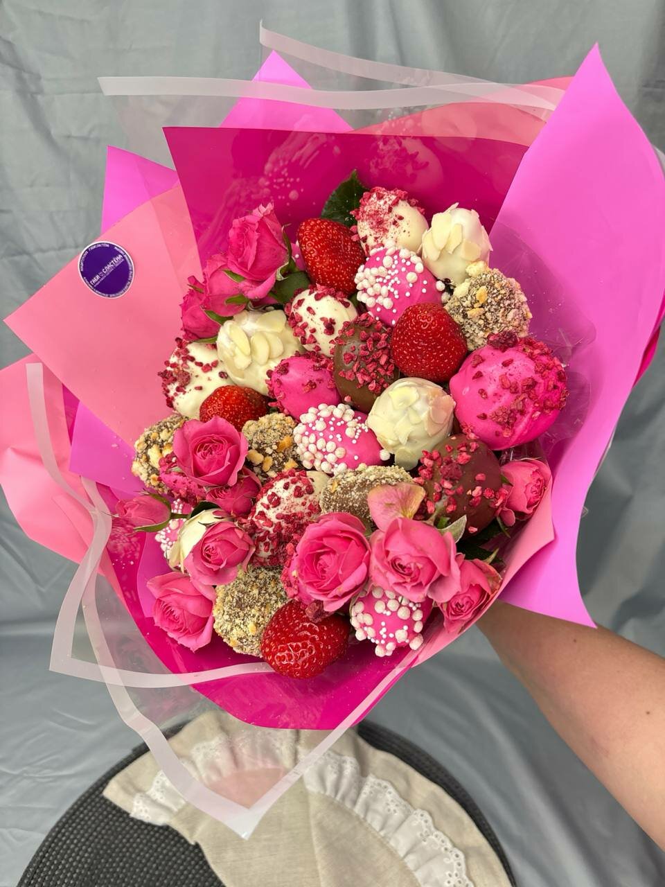 New. Букет из клубники с кустовыми розами макси премиум коллекция "Amoure" с открыткой