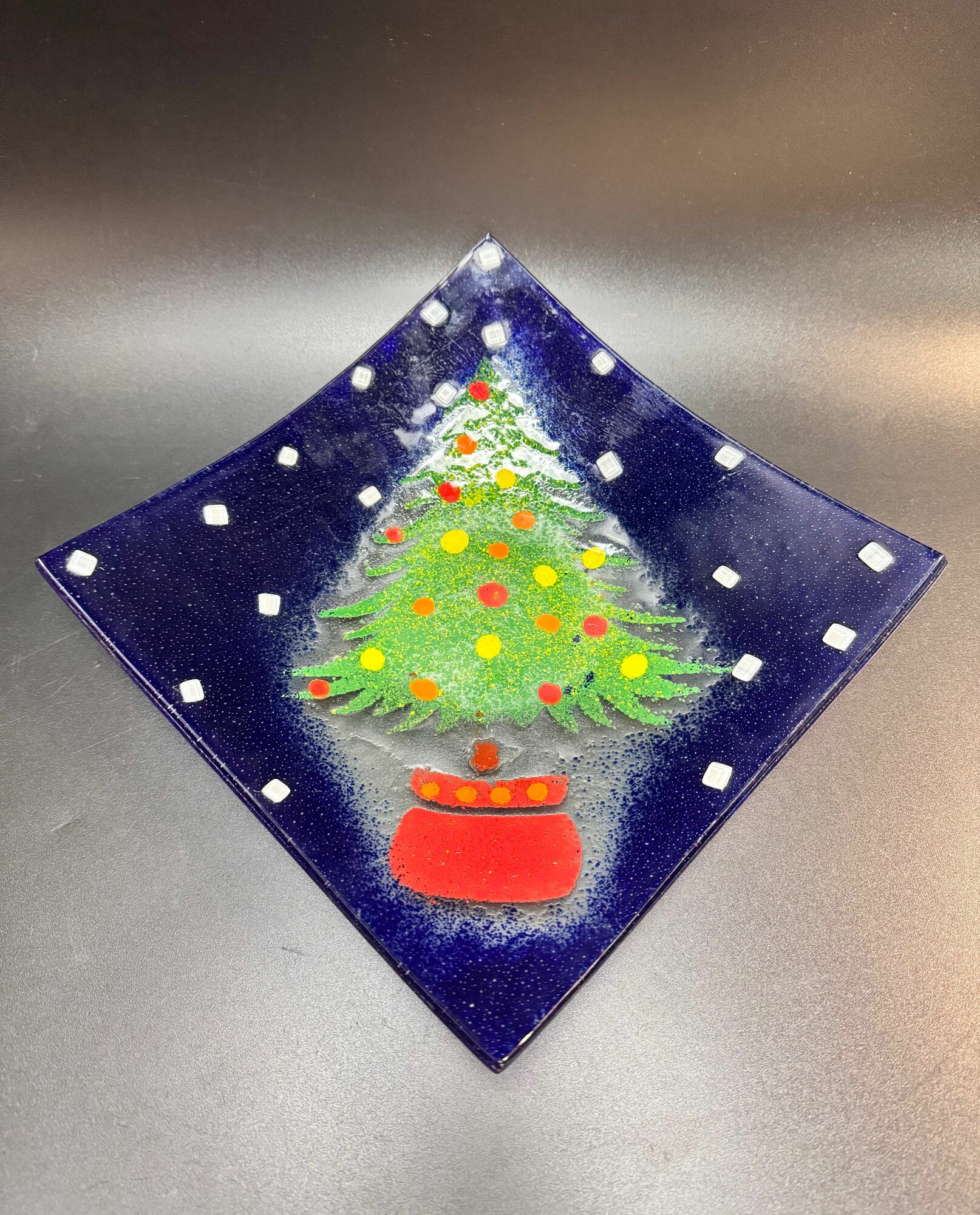 Дизайнерское сервировочное блюдо из плавленого стекла Фьюзинг, с рельефным рисунком рождественской елки. Ручная работа.