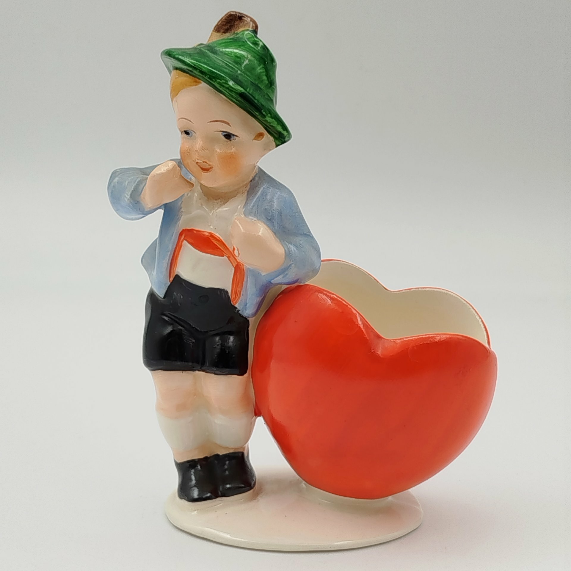 Статуэтка (карандашница) "Мальчик с сердечком", фаянс, роспись, Hertwig & Co, Германия