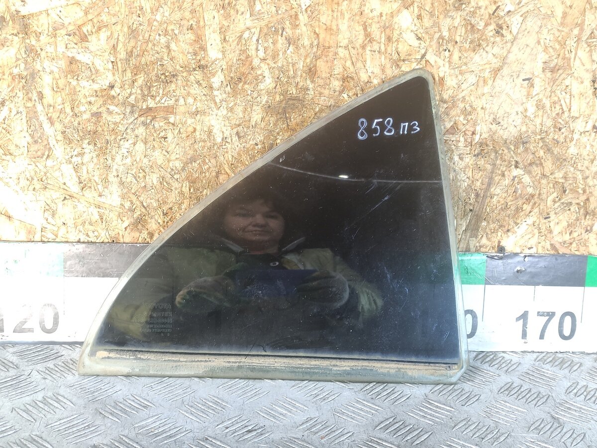 Стекло двери задней правой форточка TOYOTA Avensis 2003 2008 6812405050