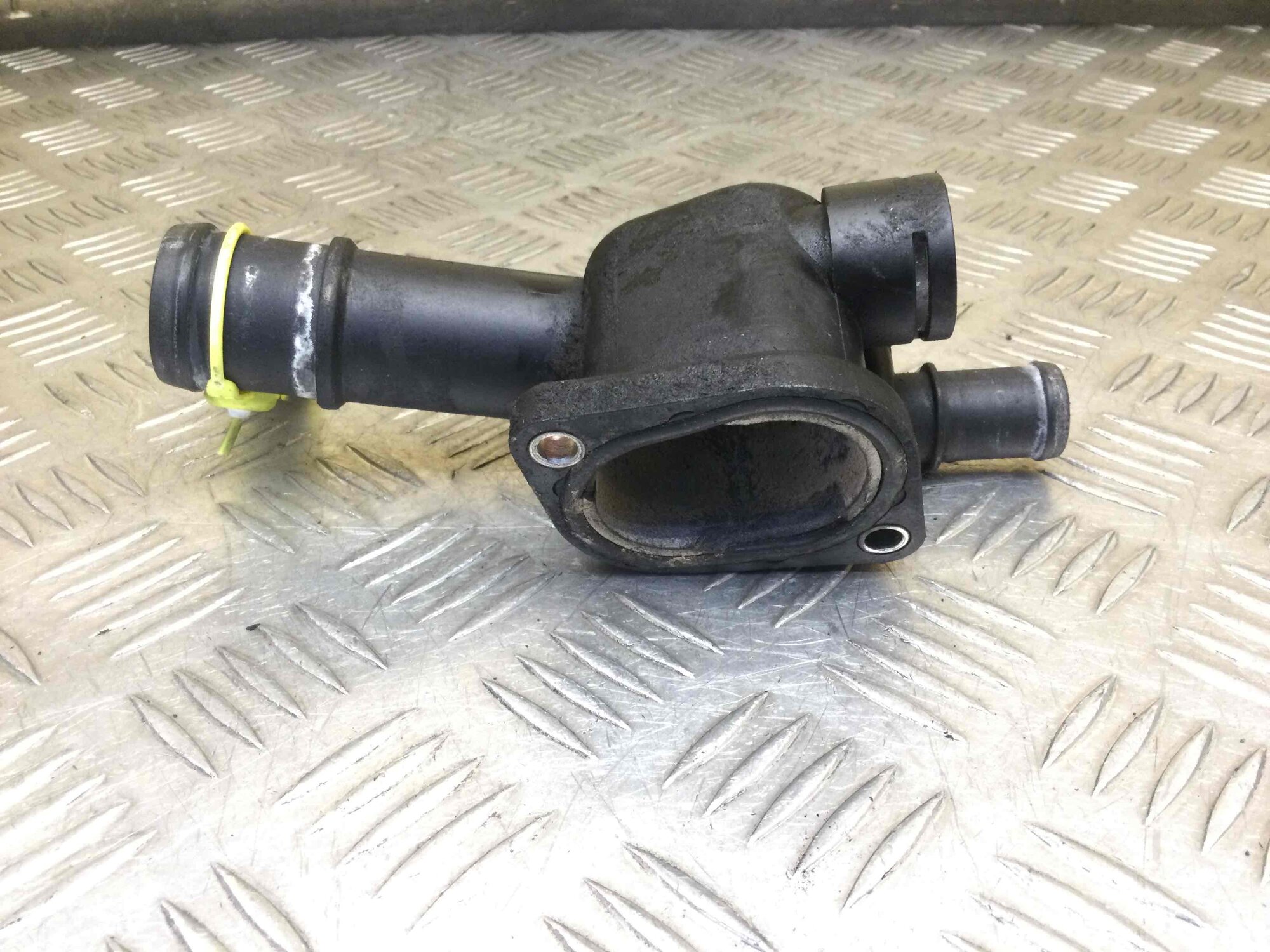 Б/У Фланец (тройник) системы охлаждения Volkswagen Passat B6 (2005-2010) 2007 г.