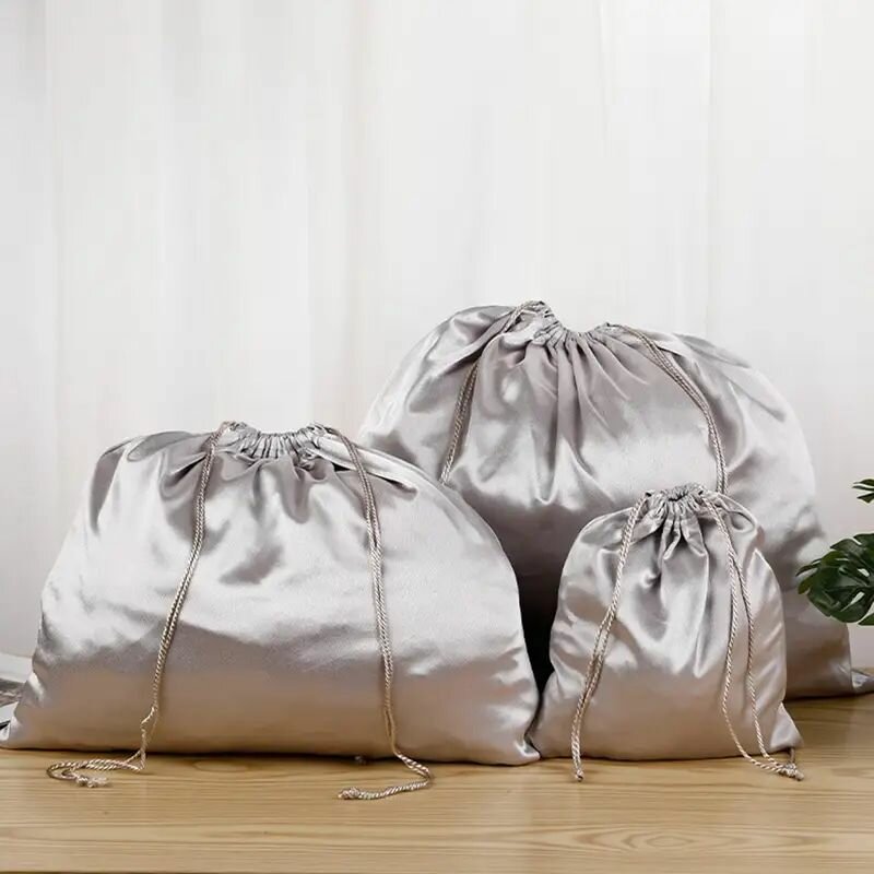 Серебряный шелковый пыльник, шнурок и большой хранительный мешок могут быть повторно использованы.