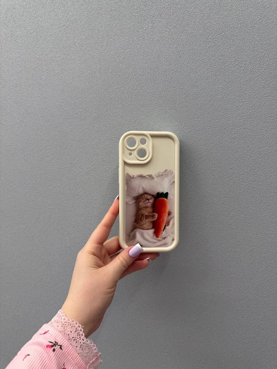Чехол на Iphone 15, рисунок в виде "котика с морковкой на кроватке" — фото 1