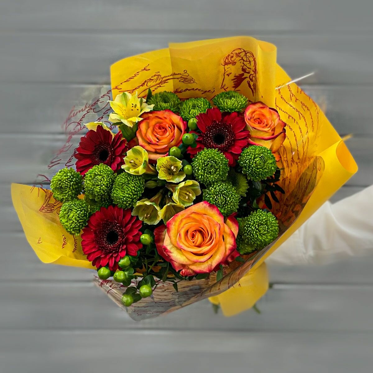 Букет "Букет Маркет", хризантемы, розы, герберы, на стеблях, сборка, оберточная бумага