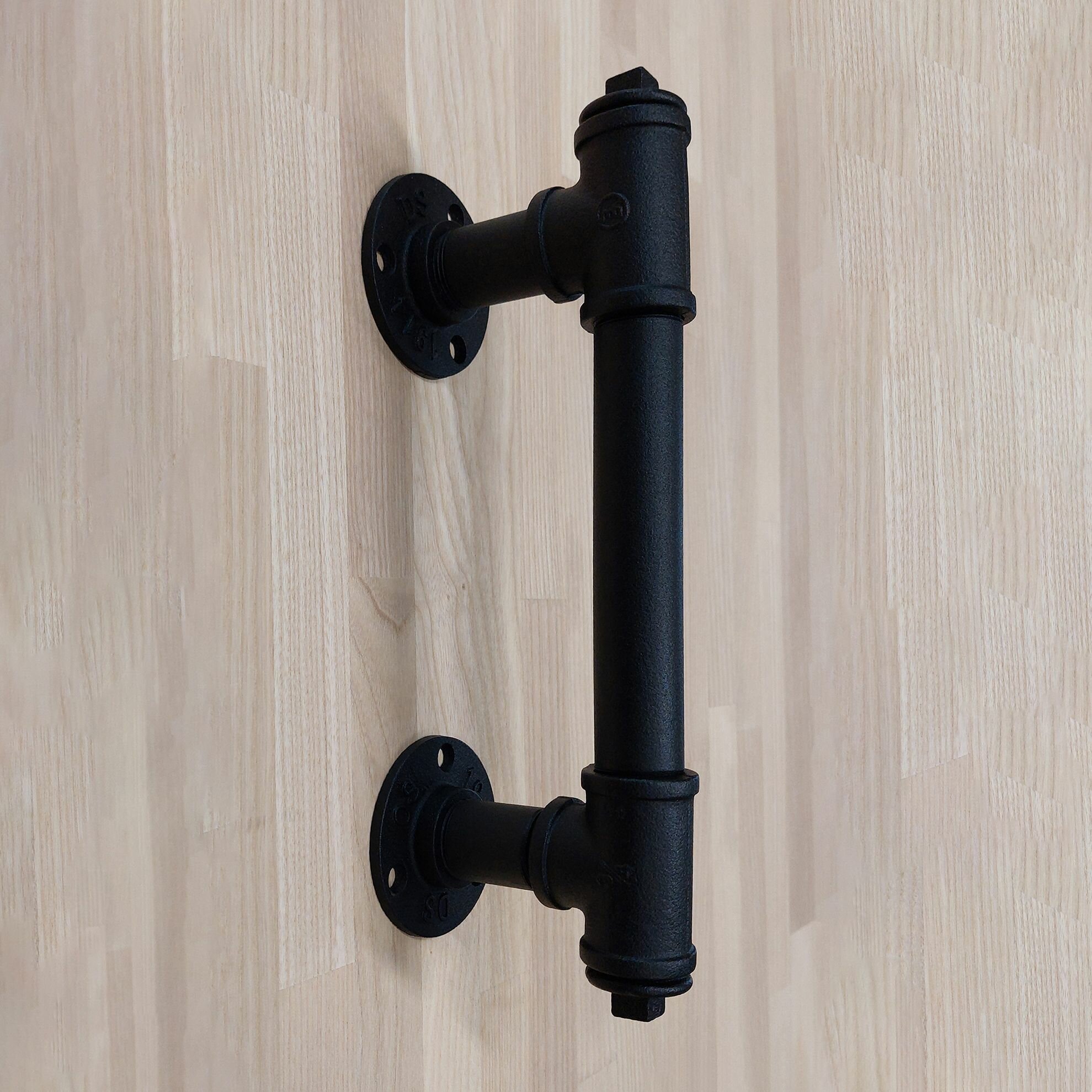 Дверная ручка из водопроводных труб в стиле лофт черная