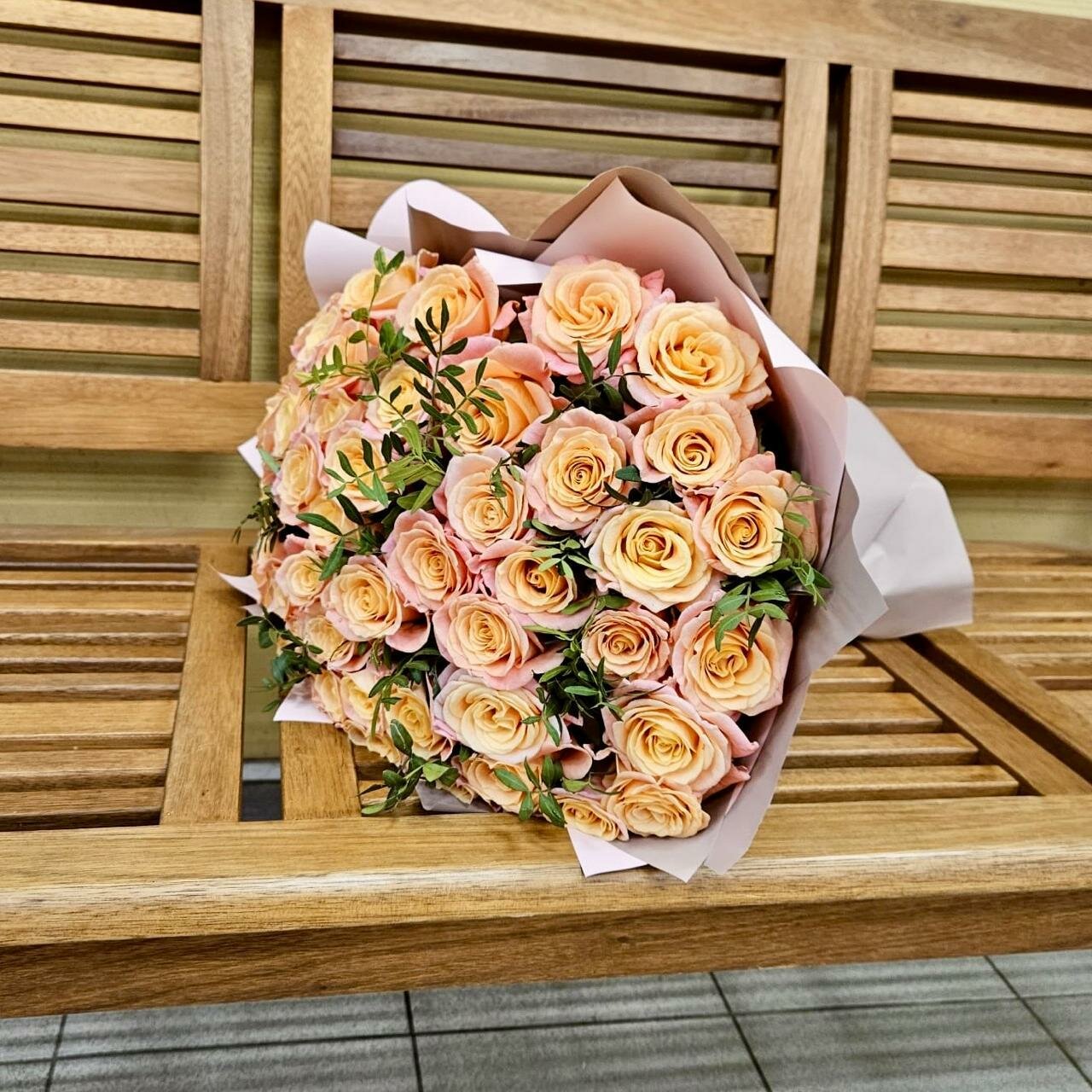 Живые цветы букет роз с зеленью 51 шт. 40 см. "Персиковый сад"