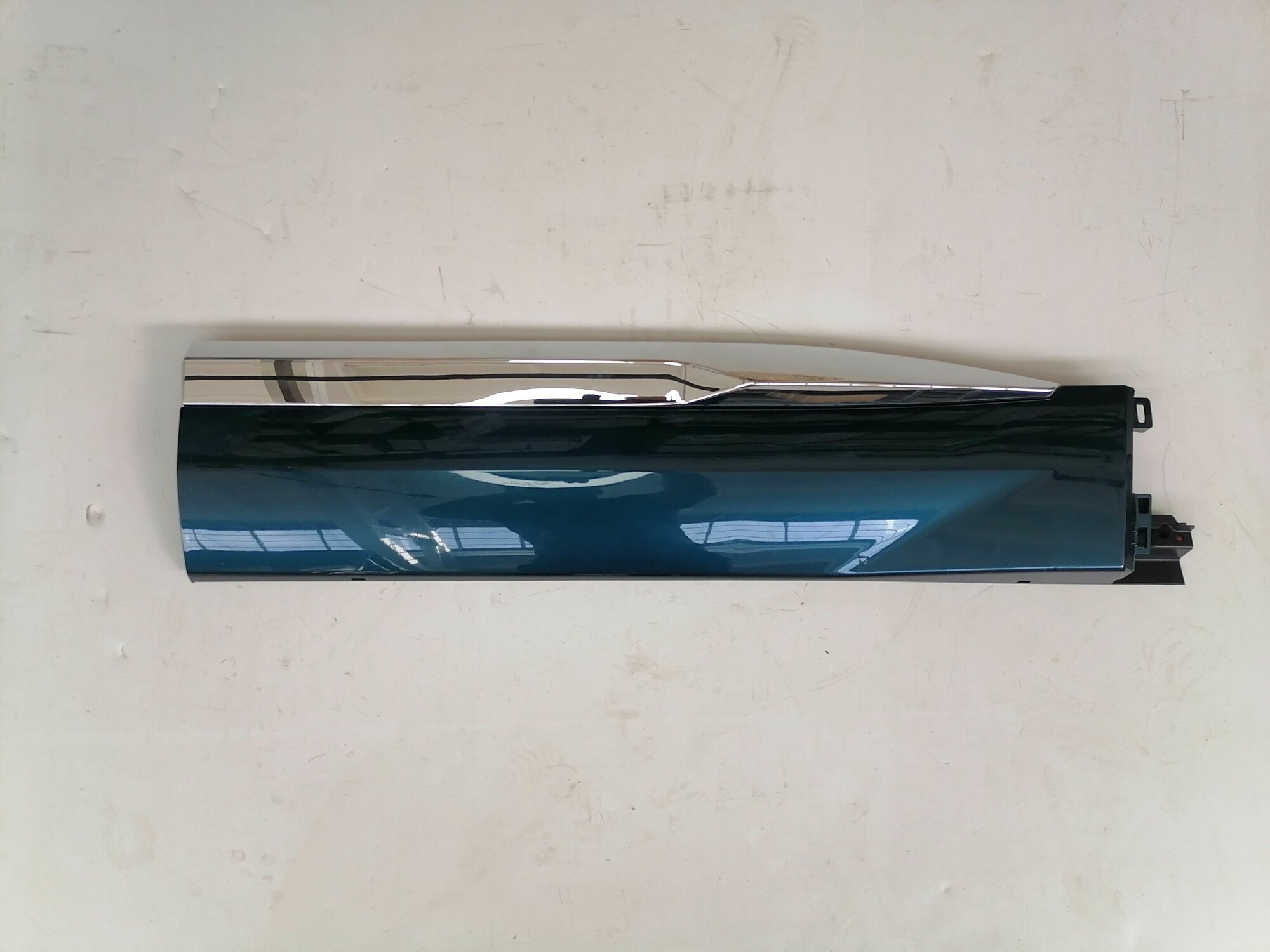 Молдинг двери задней левой Geely Monjaro [2.0 16V 8AT внедорожник 4X4 Turbo] 6073120300