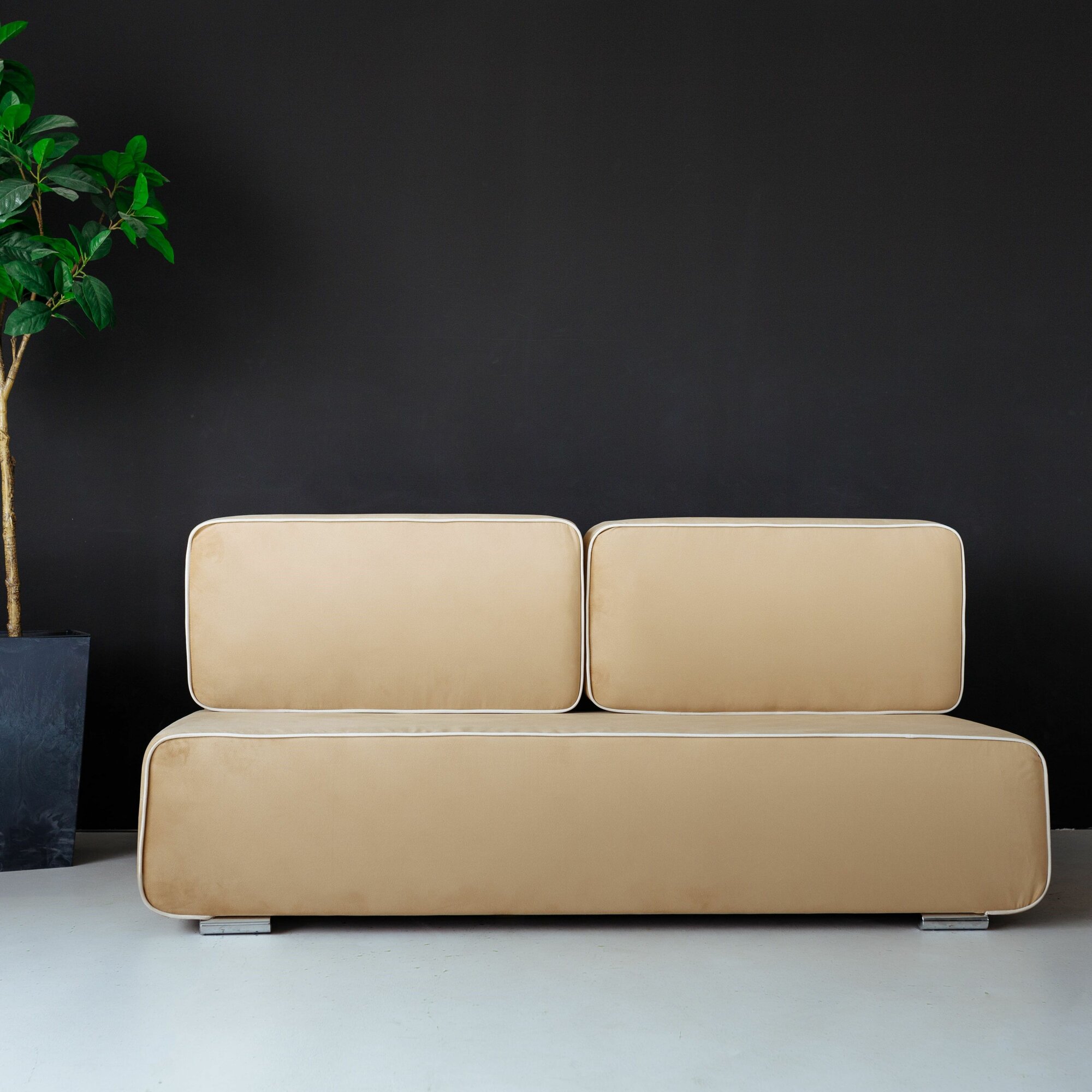 Диван прямой Улыбка со спальным местом, еврокнижка, велюр Maserati Cappuchino 102