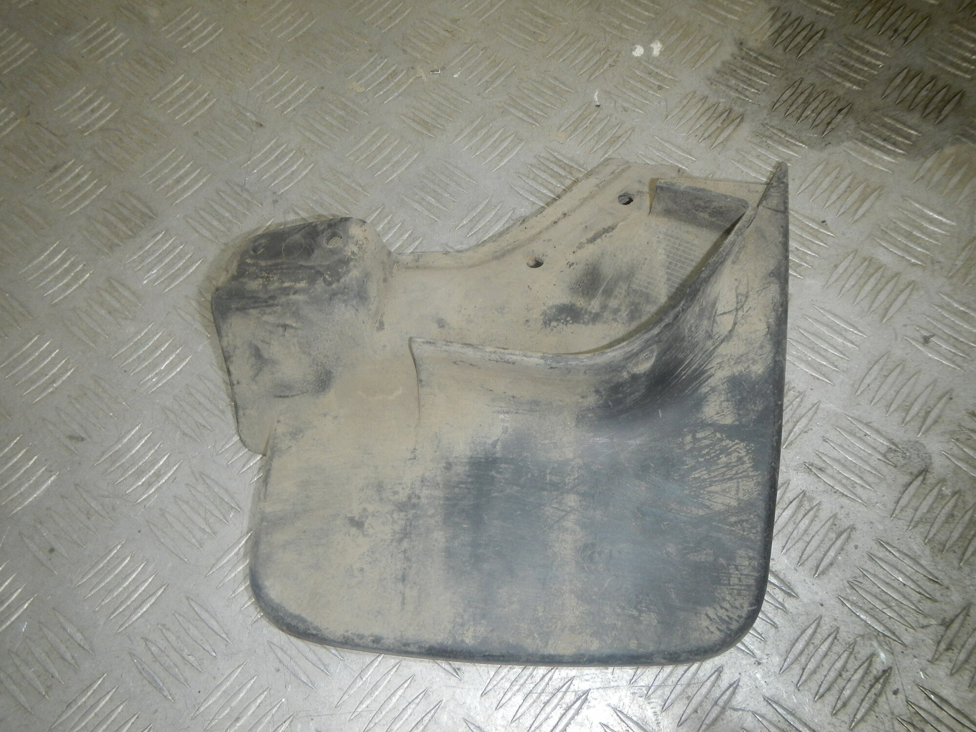 Б/У Брызговик передний правый, ВАЗ (VAZ)-LADA NIVA TRAVEL (CHEVROLET NIVA) LADA NIVA TRAVEL (CHEVROLET NIVA) Царапины. 5...