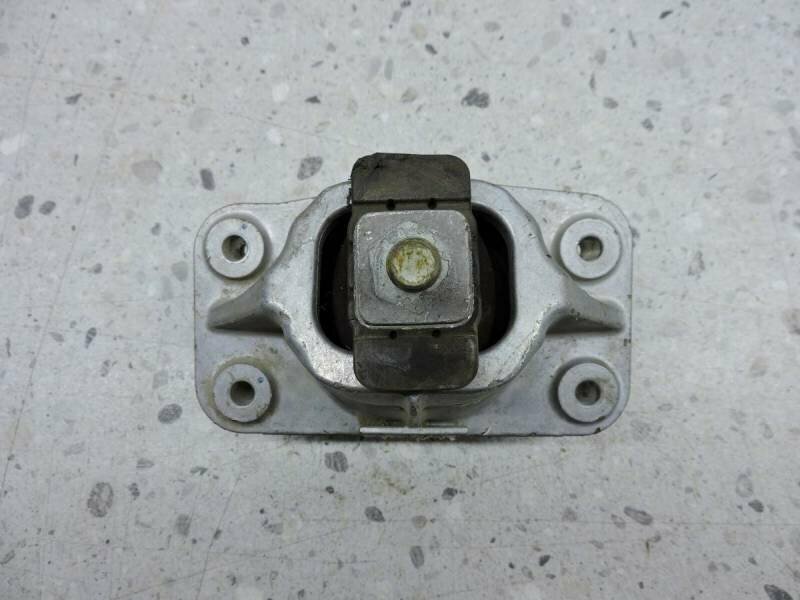 Опора двигателя правая Land Rover Range Rover 4 2013 кат.номер: LR058376