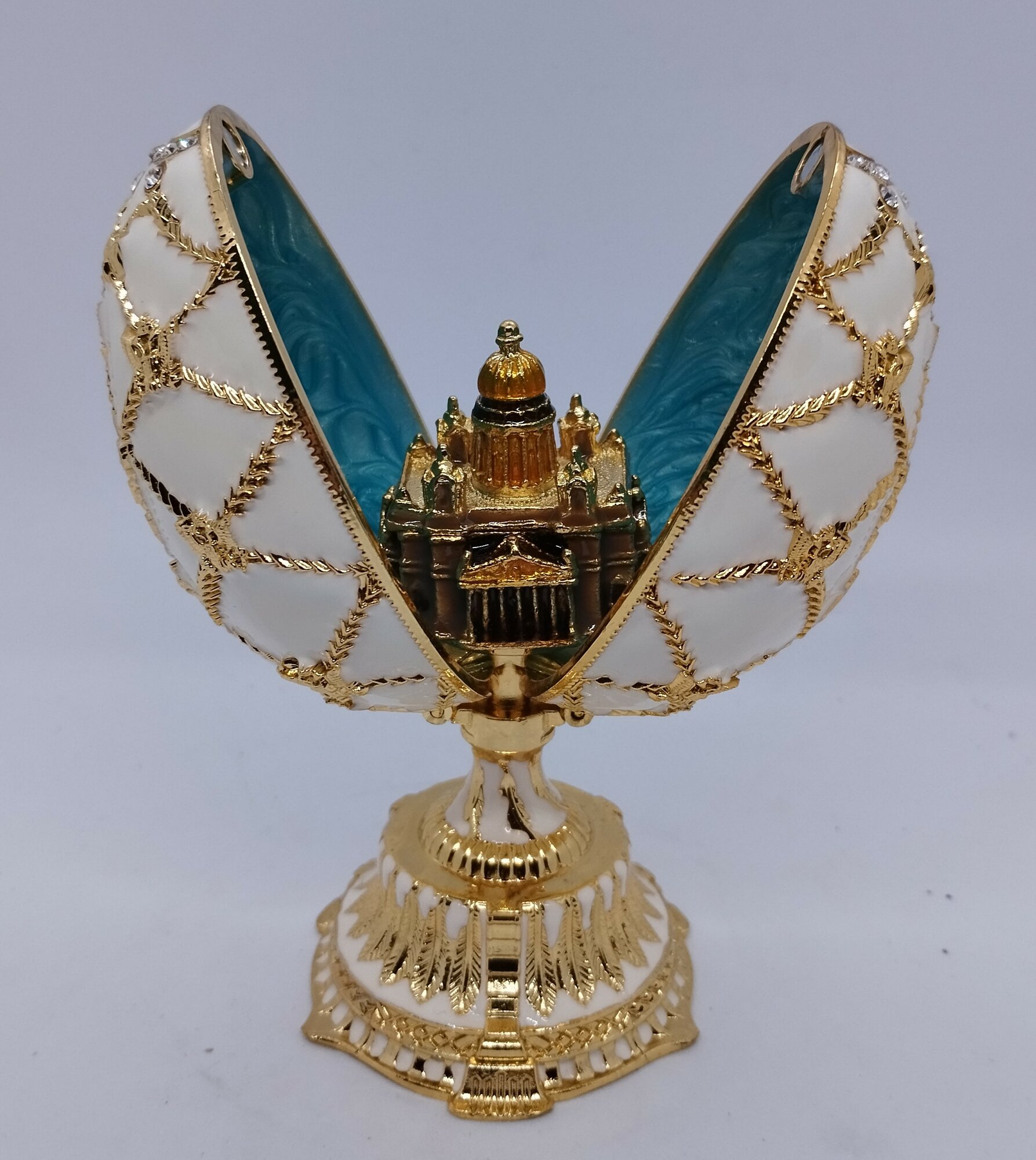 Яйцо Фаберже сетка с гербами (3038, белое), со шкатулкой в виде Исаакиевского Собора,