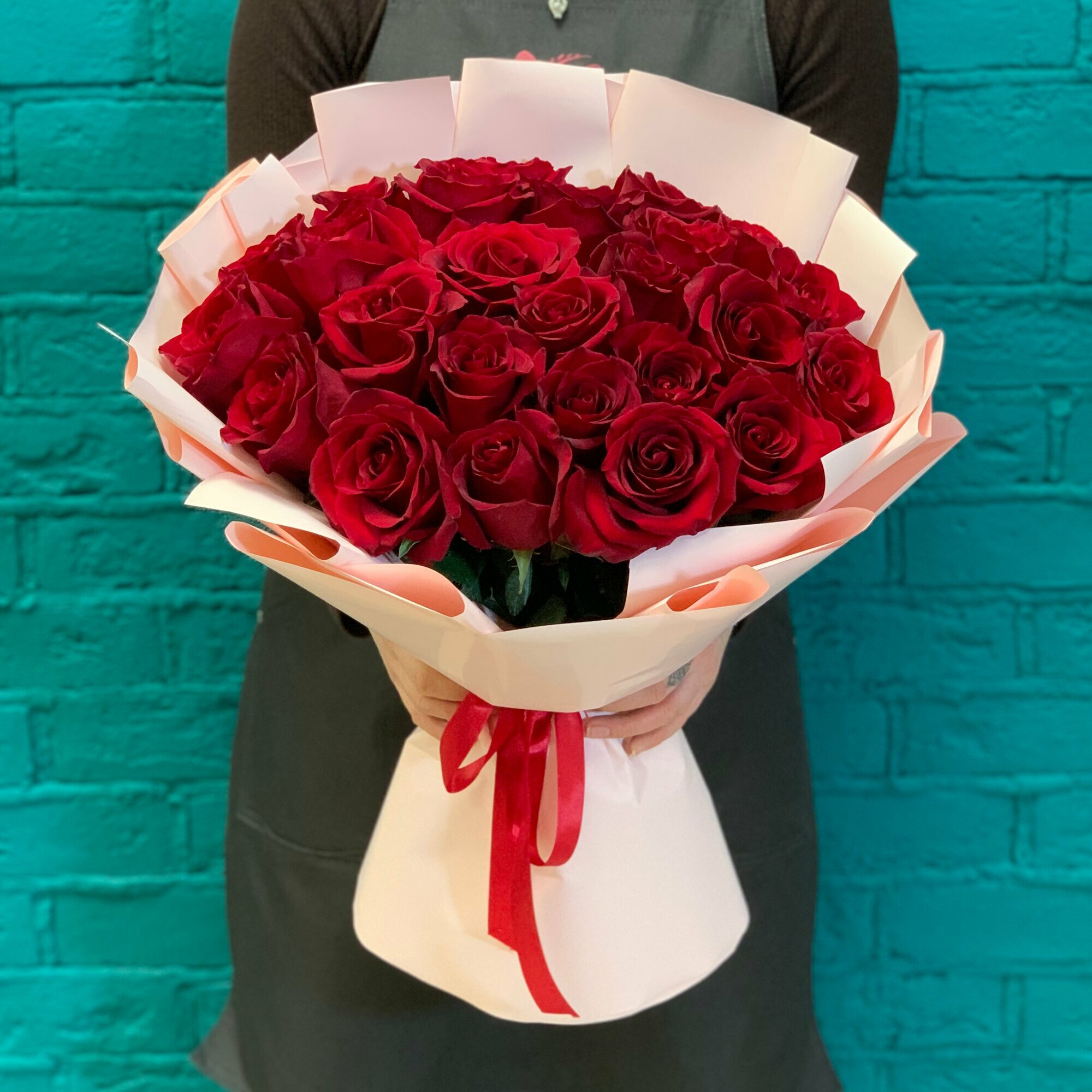 Букет от бренда "Цветы и Мишки" в составе: 25 красных роз в подарочной упаковке