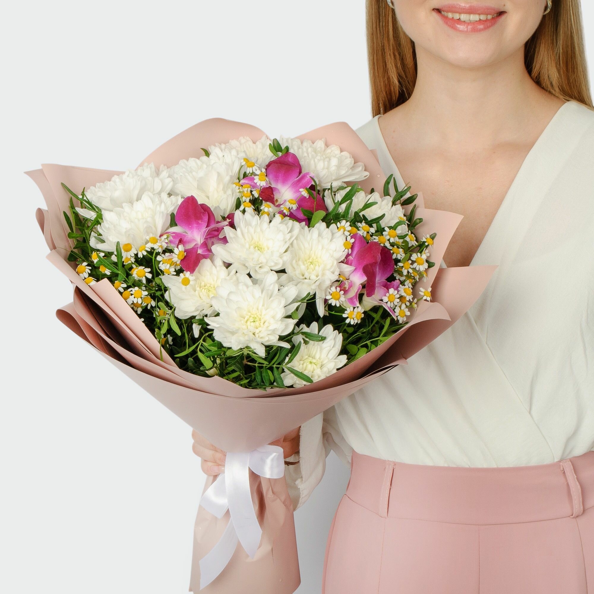 Букет СоюзЦветТорг "Светлый поцелуй природы", с орхидеей и хризантемой, 35 см