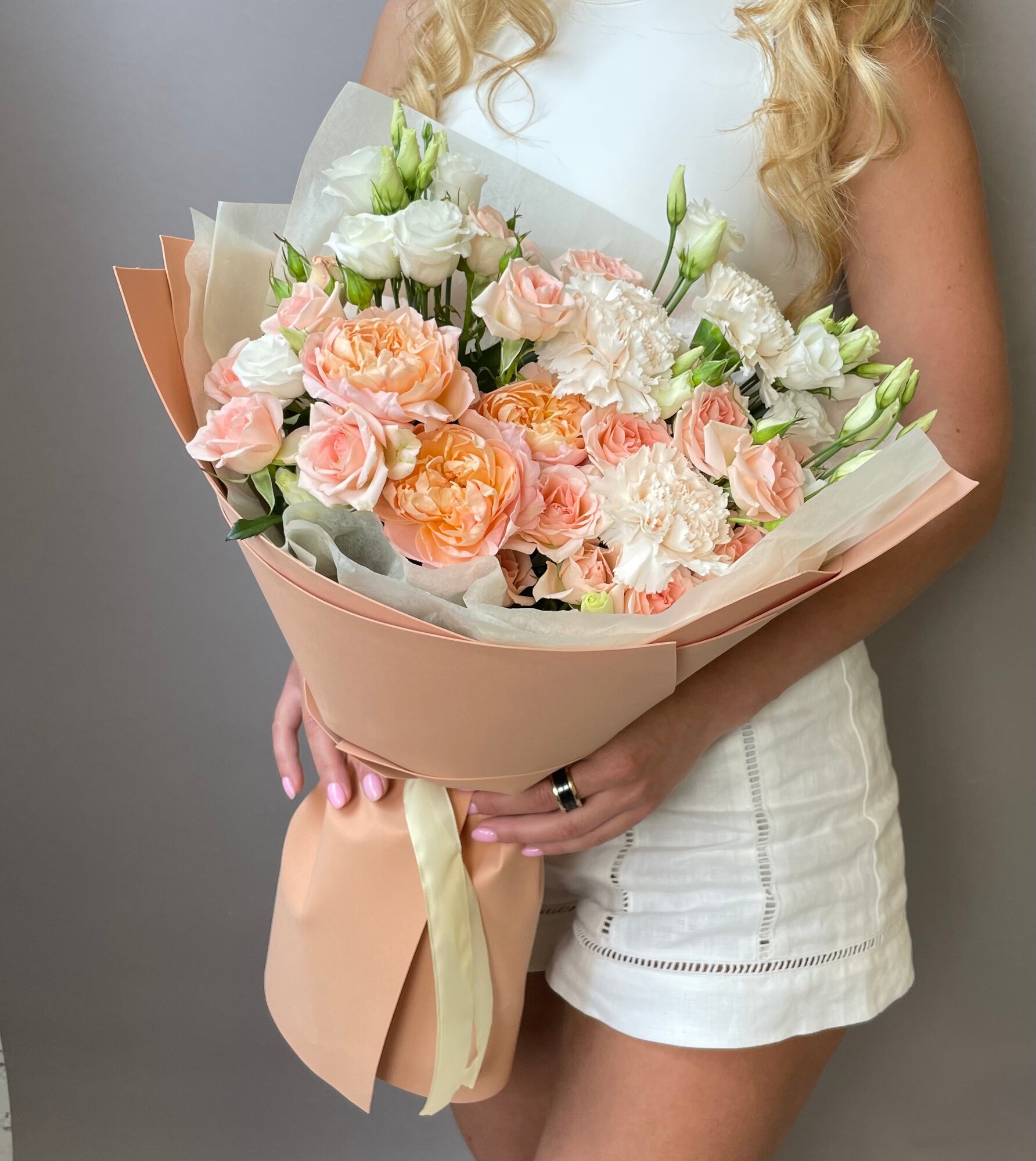 Кустовые розы , белые эустомы и кремовые диантусы в стильной упаковке