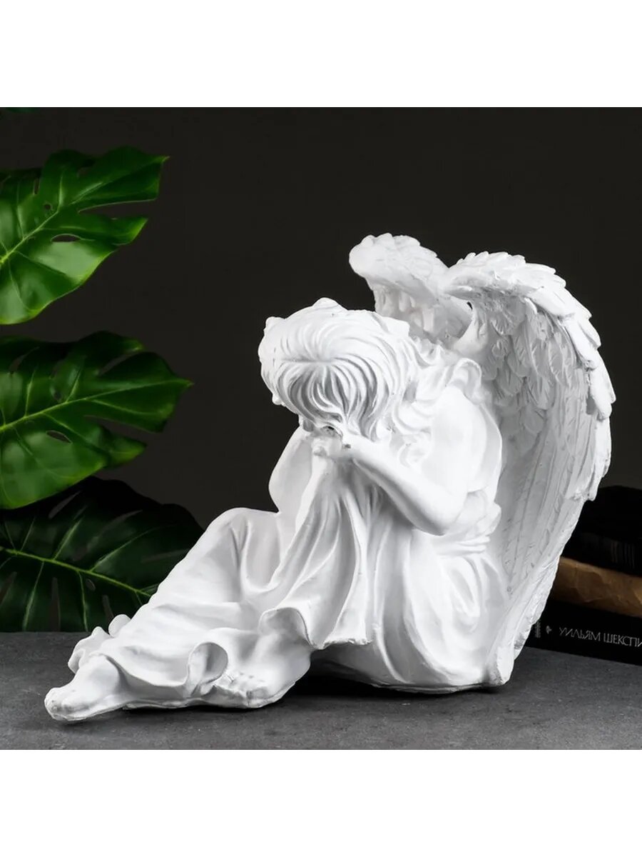 Большая белая фигура Ангел девушки сидящей