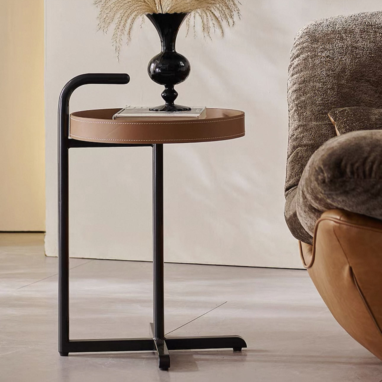 Интерьерный кофейный столик в коже Laprat