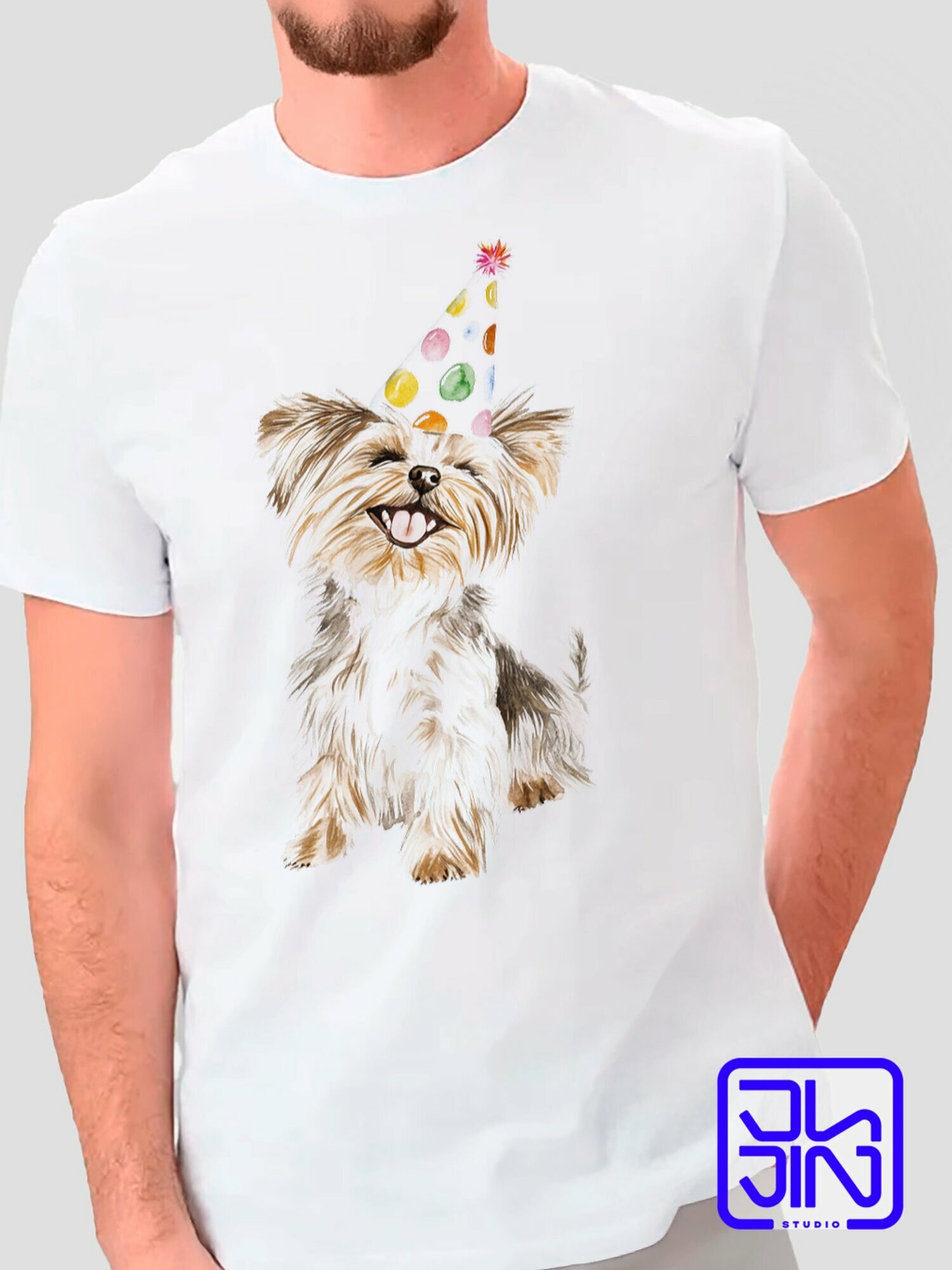 Футболка классическая мужская с авторским принтом Веселый рыжий терьер в смешном коричневом колпаке для яркой вечеринки, белый хлопковый трикотаж с прикольным рисунком на груди