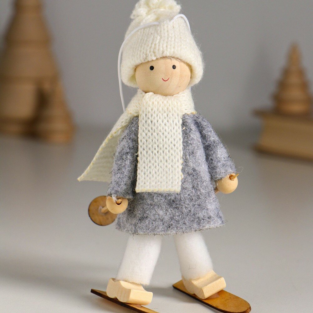 Кукла интерьерная "Малыш на лыжах" бело-серый 7,5х4х14 см