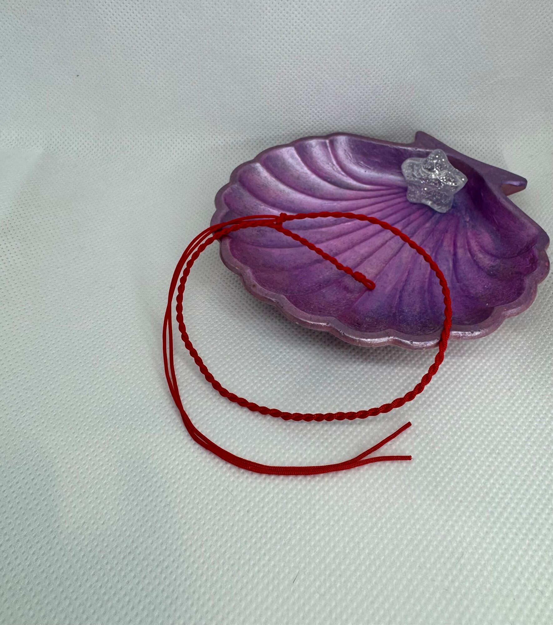 Красная нить на запястье