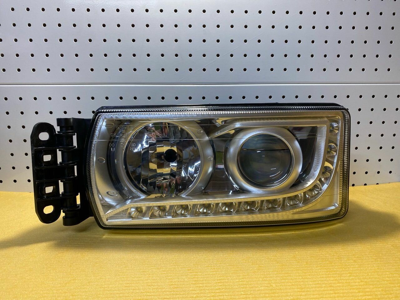 Фара головного света левая для грузовиков IVECO STRALIS (ивеко стралис )