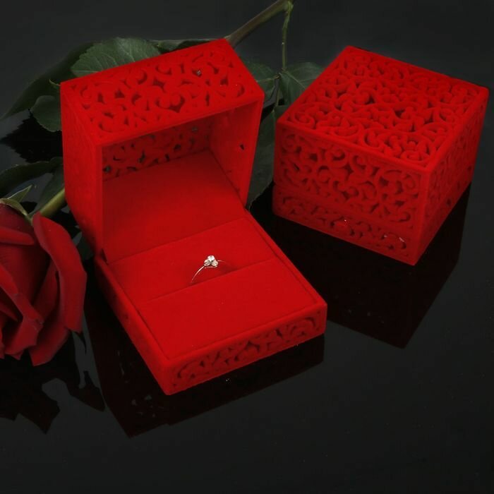 Футляр под кольцо КНР "Кружево", бархатный, 6х6 см, красный