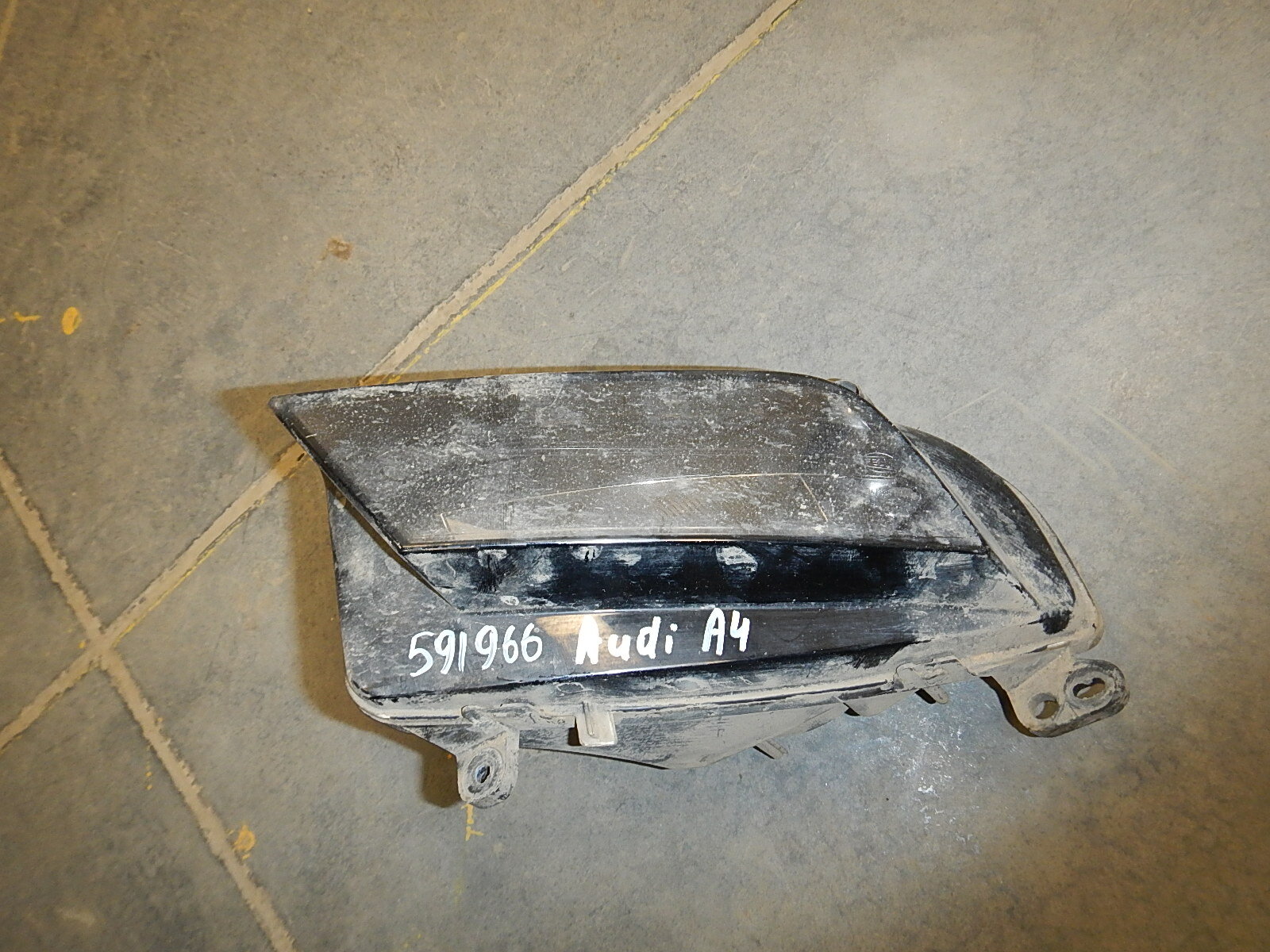Б/У Фара противотуманная левая, Audi (Ауди)-A4 (B8) (07-15) AUDI A4 (B8) (07-15) 12- Царапины. 591966 VAG арт. 8K0941699B
