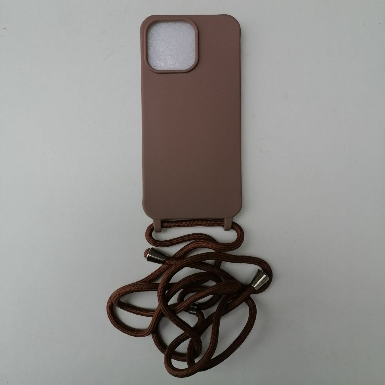 Чехол-накладка светло-коричневого цвета для IPhone 15 Pro из высокого качества силикона и веревкой-цепочкой на шею.