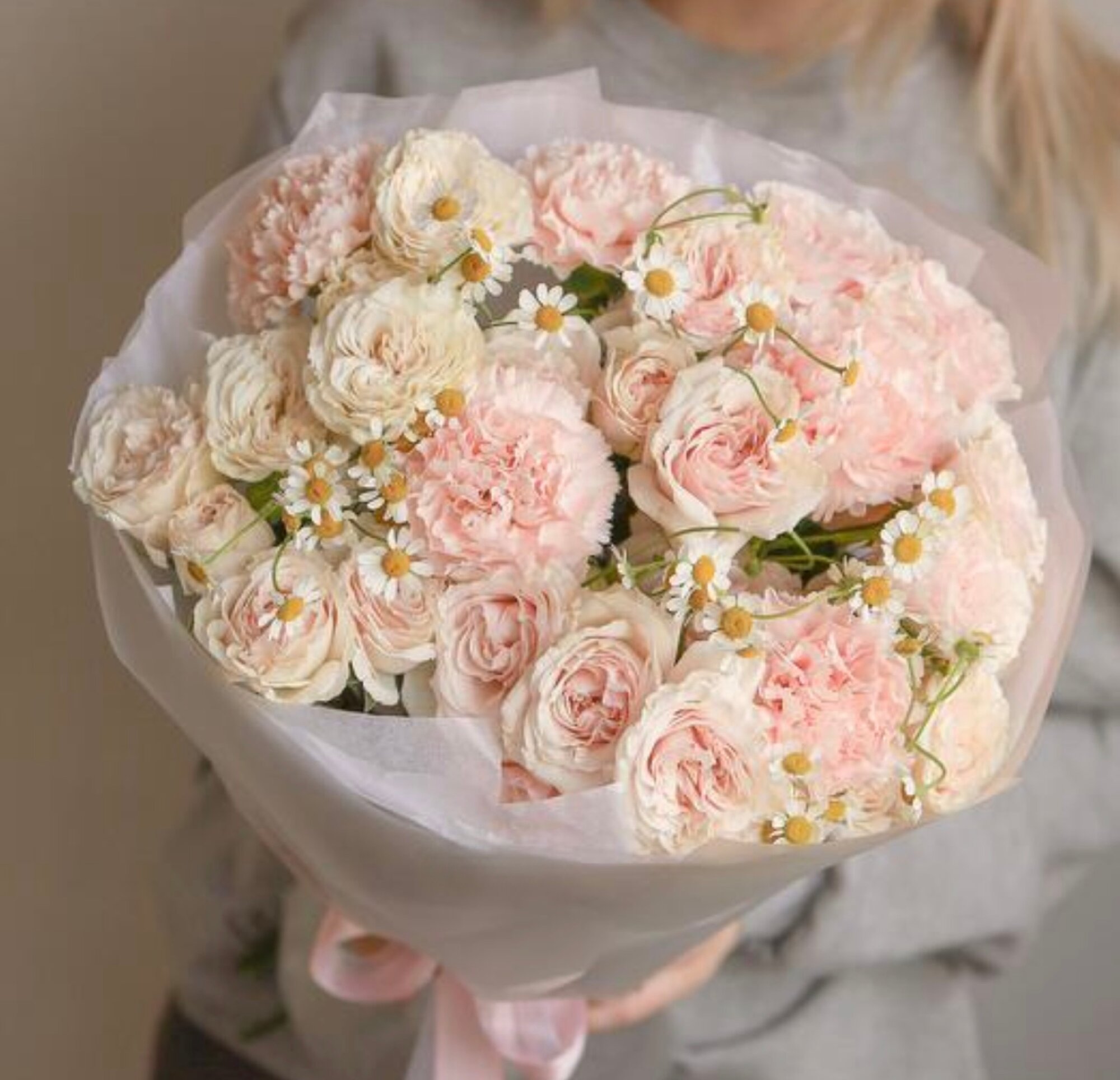 Букет «Кудри» (кустовые розы, диантусы, кустовые ромашки)