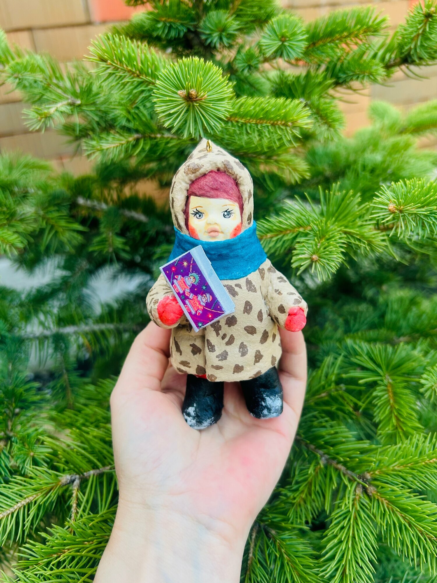 Ватная елочная игрушка - девочка с подарком