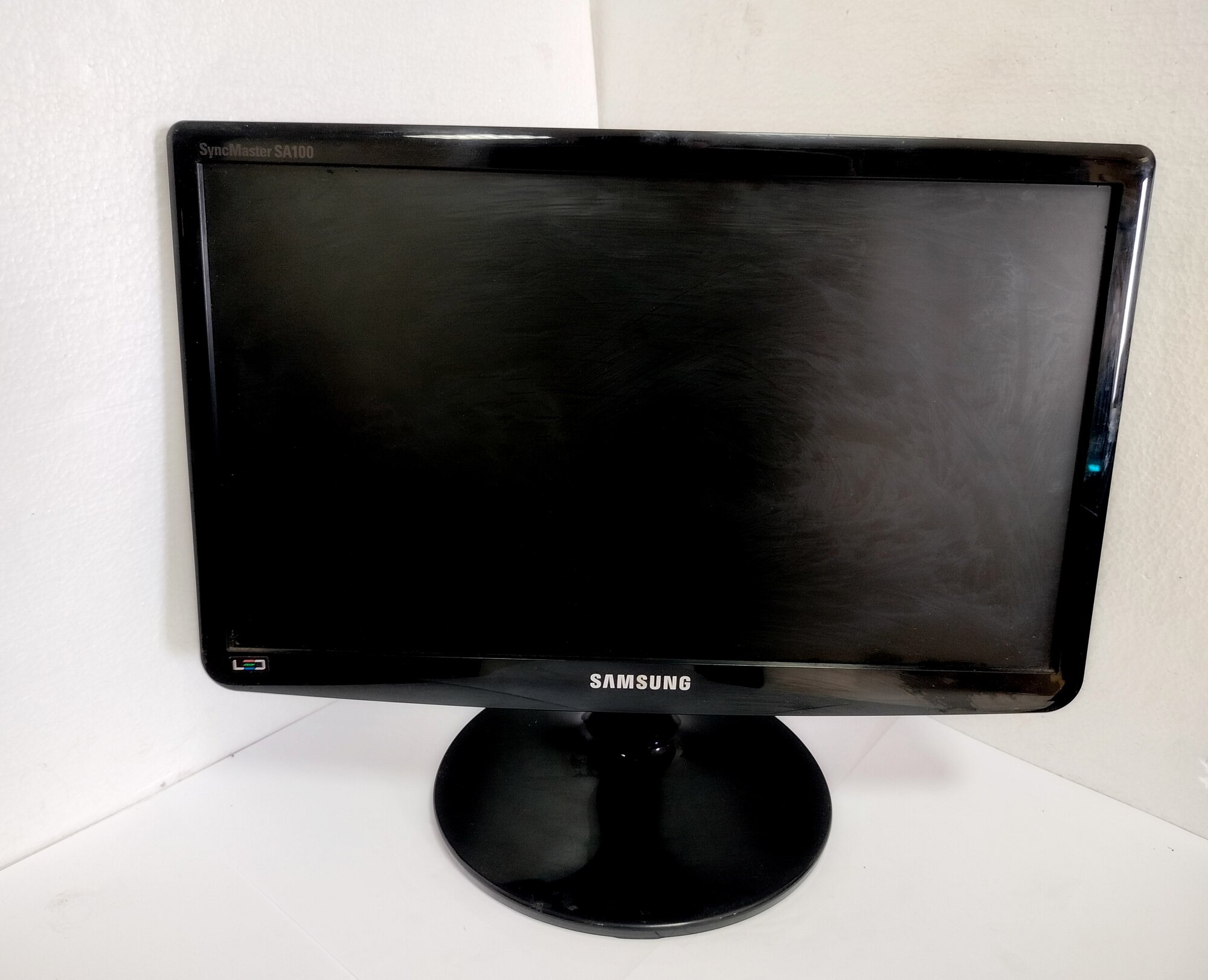 Монитор Samsung SyncMaster SA100 18.5"