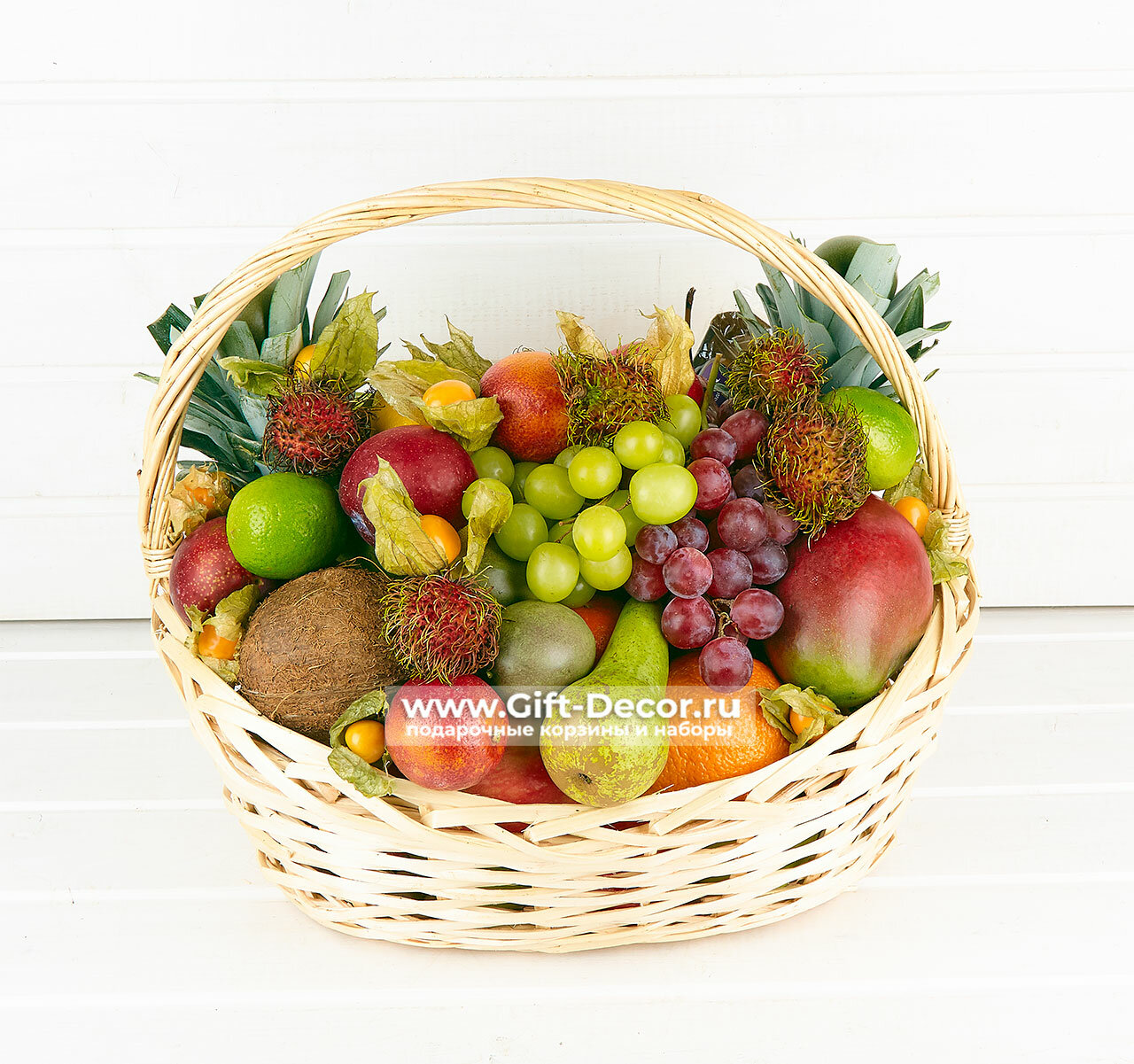 Тропический набор: ананас и экзотические фрукты в корзине