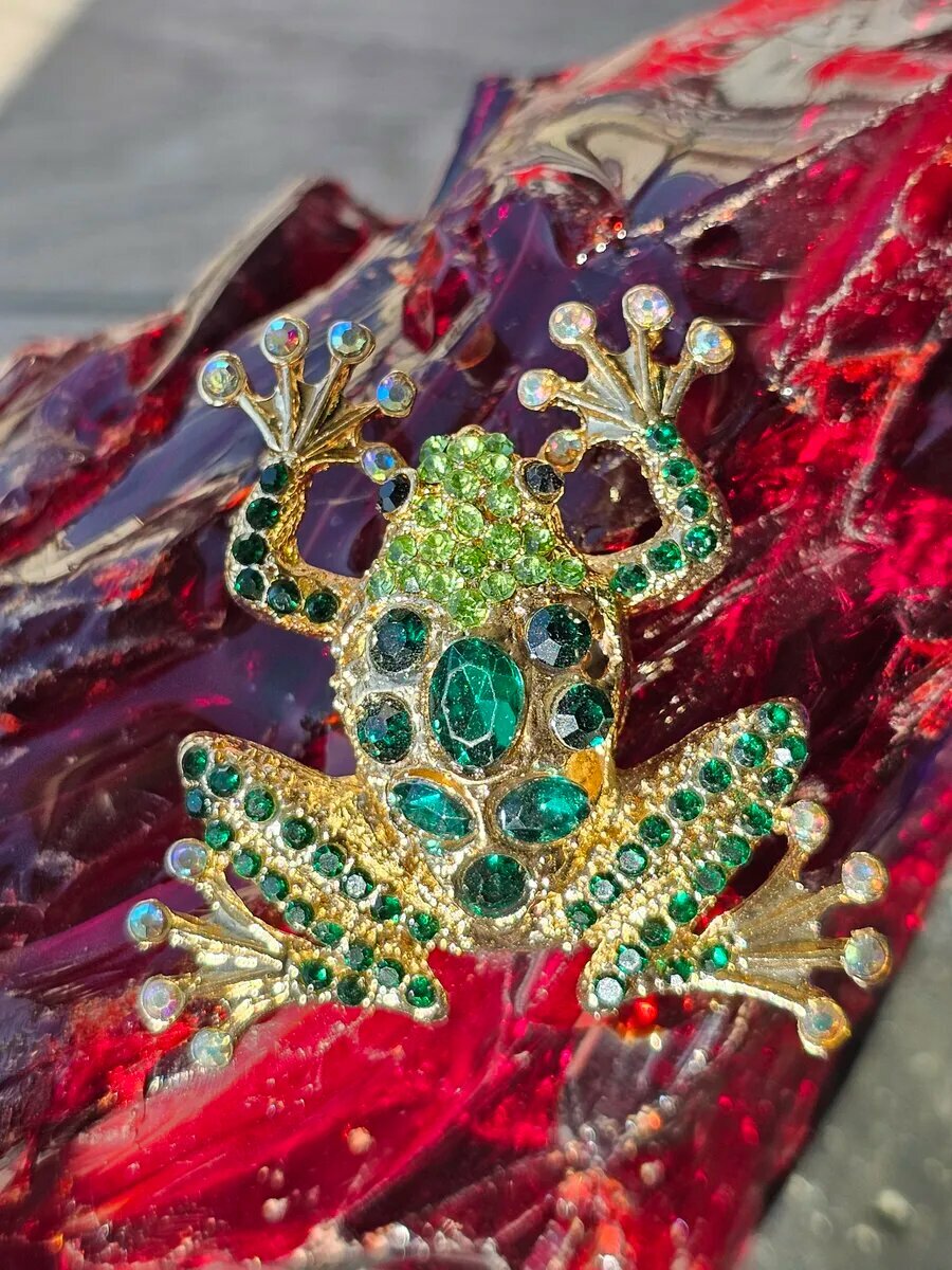 Лягушка оберег талисман сувенирный магнит