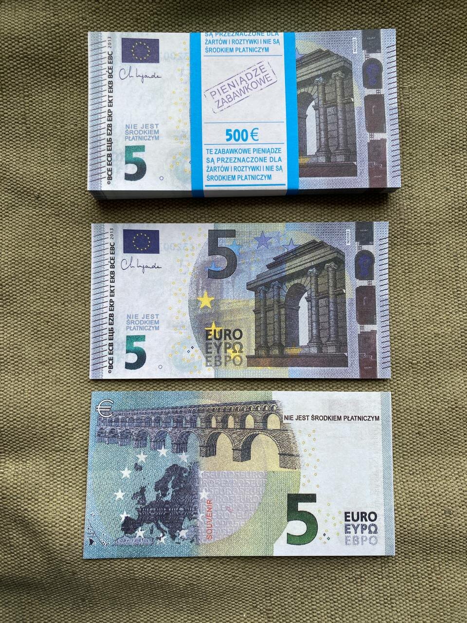 Пачка ненастоящих денег 5 евро старого образца (польская версия), 90 купюр (сувенирные деньги, банк приколов)