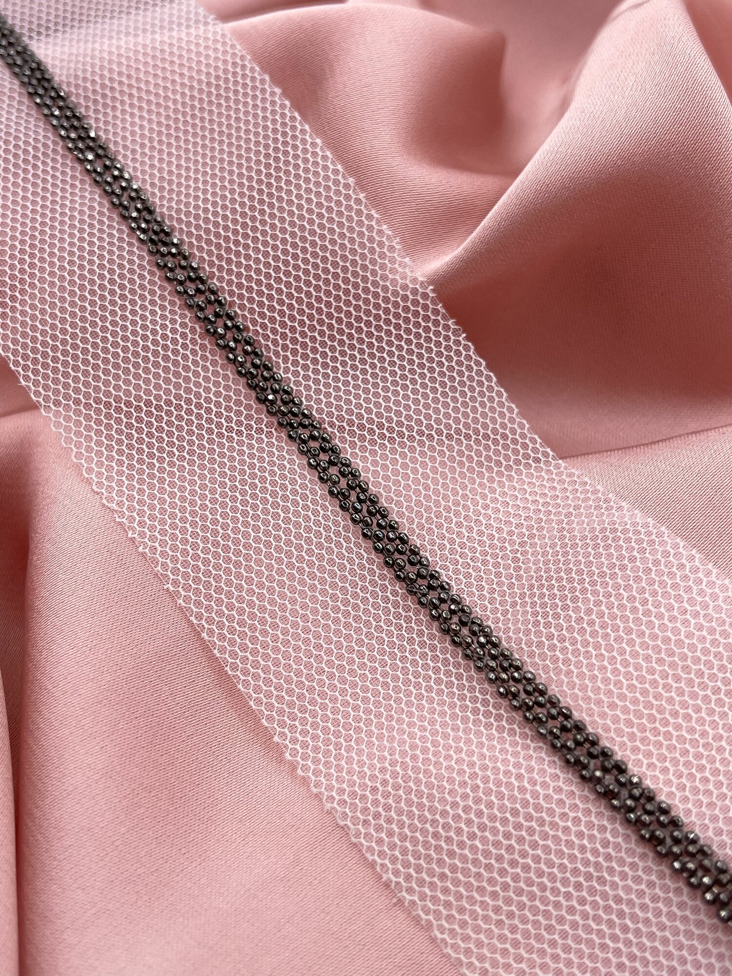 Графитовая тесьма мониль на белой сетке 1 метр