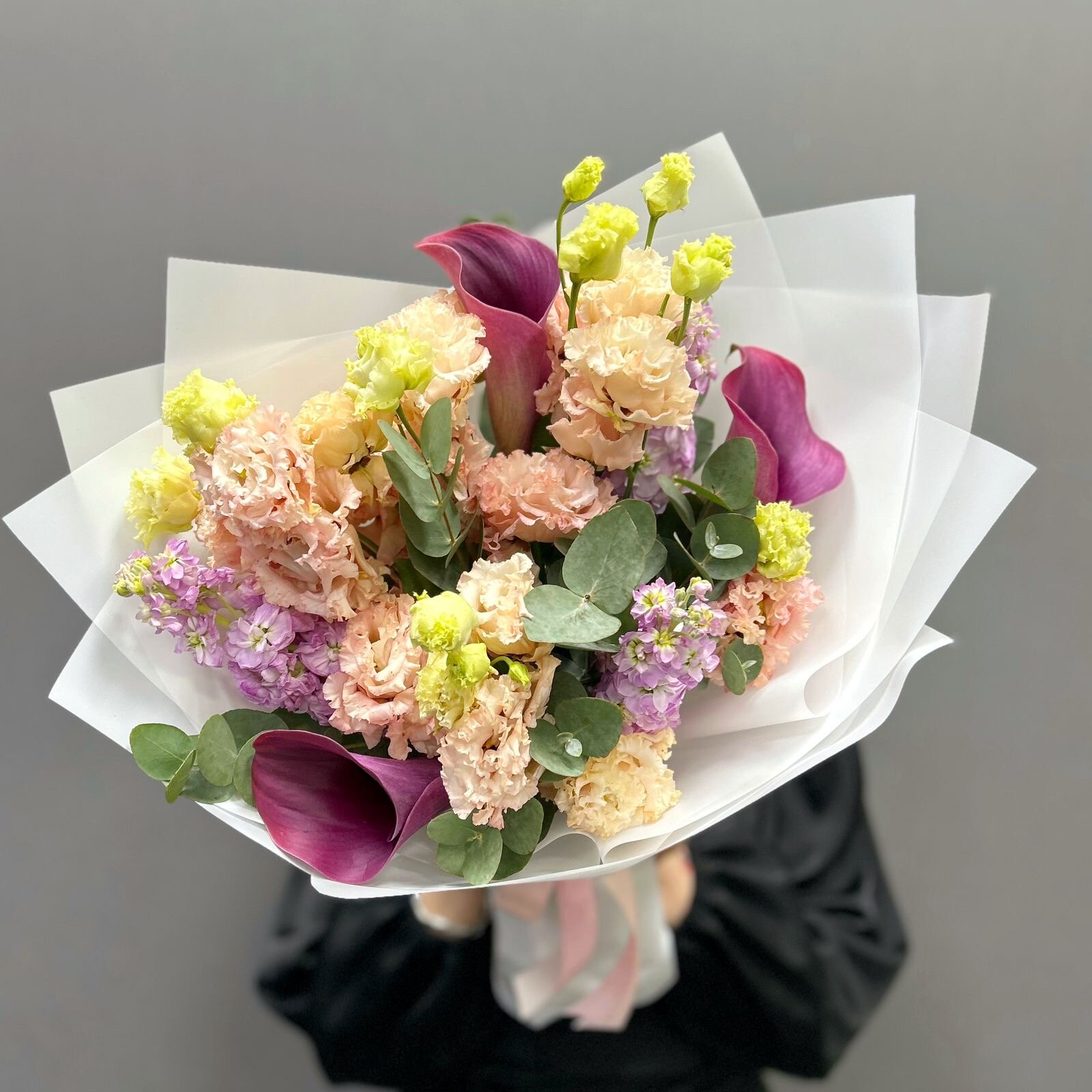 Букет FLOWELLE "Ассорти", эустомы, каллы, маттиолы, ветви эвкалипта